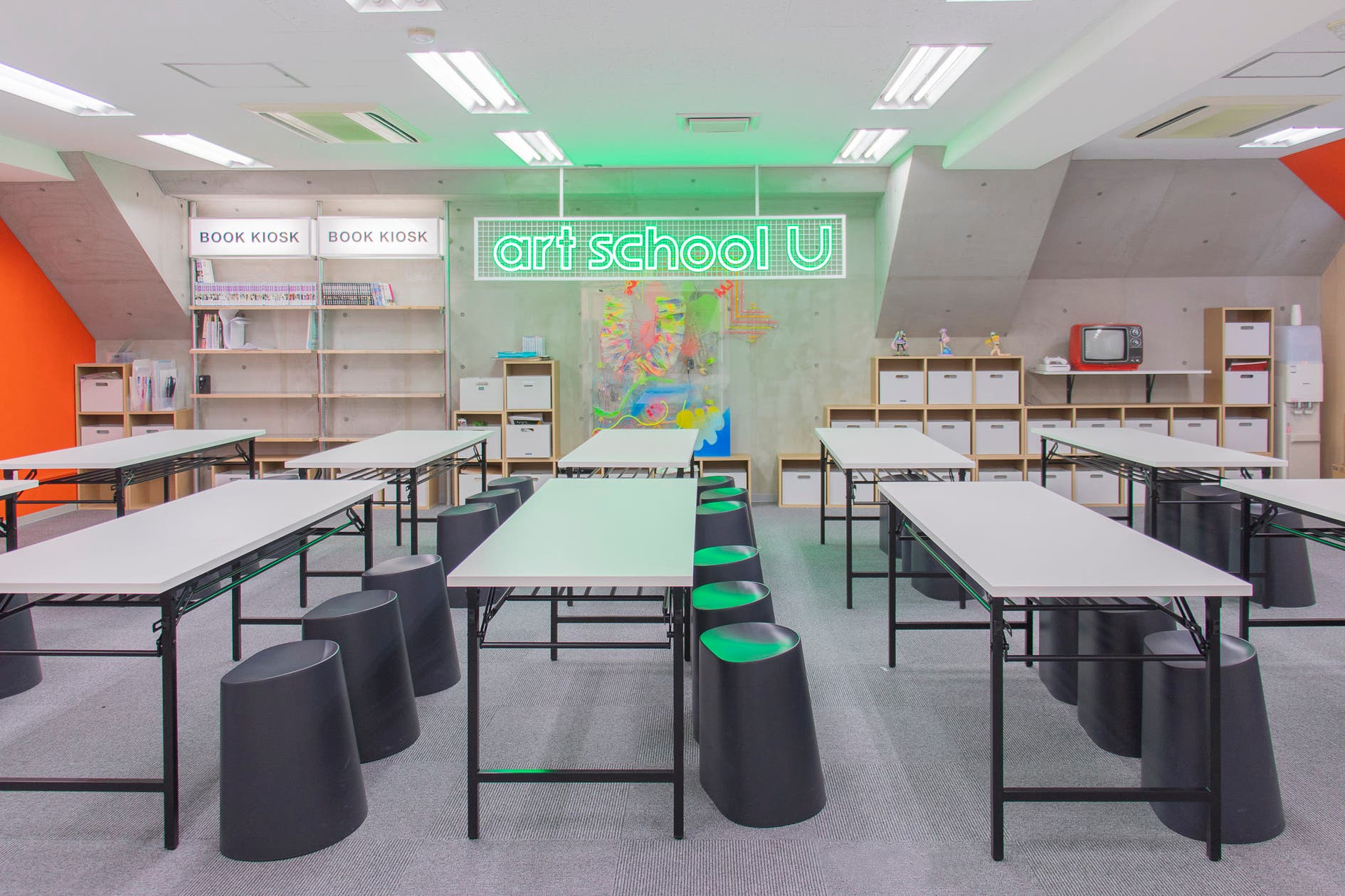 明るい空間で撮影、セミナー、イベントに♪簡易キッチン、男女別トイレもスペース内に完備。テーブル、椅子、モニターなど備品豊富です！の写真1