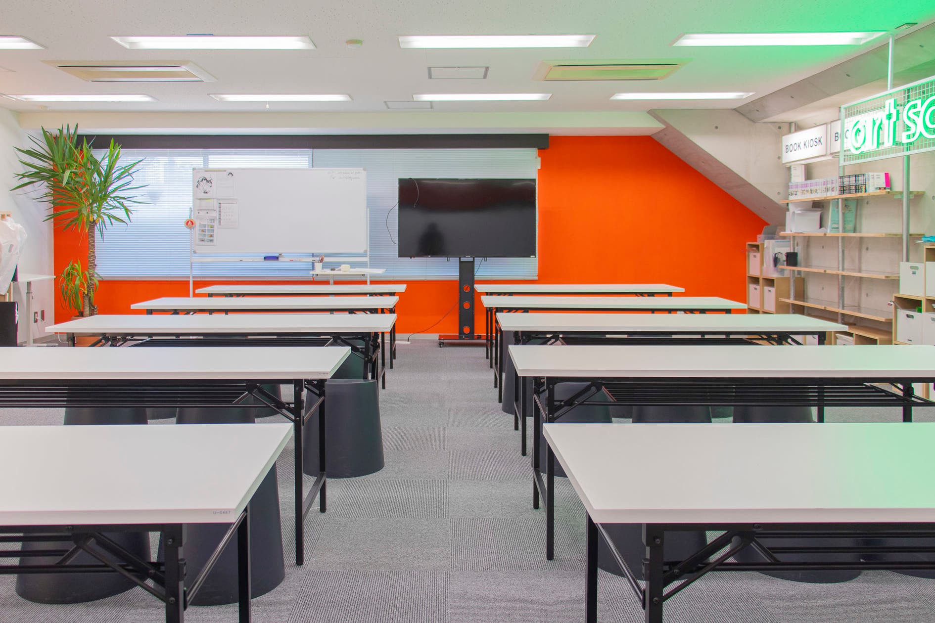 明るい空間で撮影、セミナー、イベントに♪簡易キッチン、男女別トイレもスペース内に完備。テーブル、椅子、モニターなど備品豊富です！の写真3