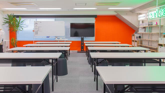 明るい空間で撮影、セミナー、イベントに♪簡易キッチン、男女別トイレもスペース内に完備。テーブル、椅子、モニターなど備品豊富です!の写真3