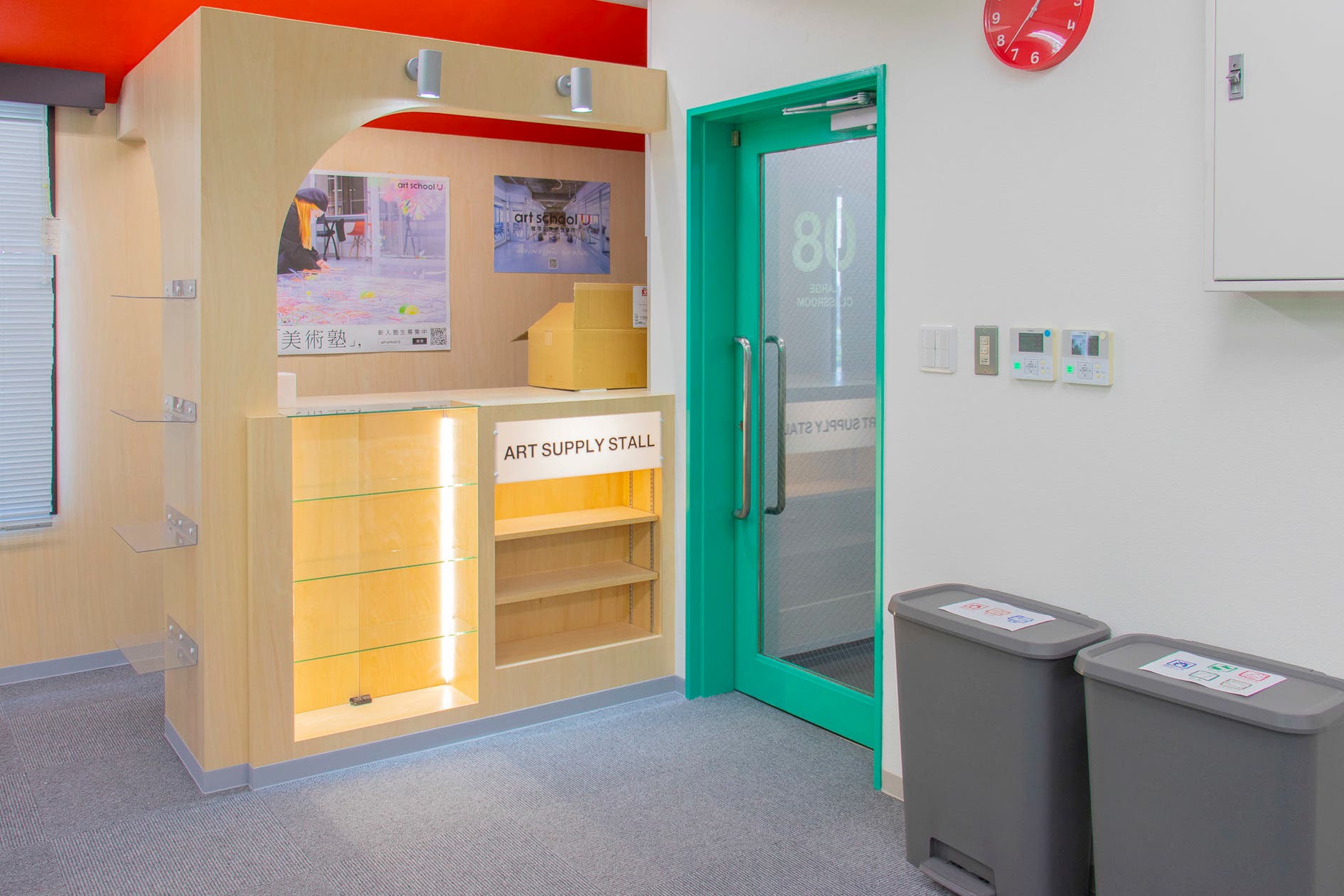 明るい空間で撮影、セミナー、イベントに♪簡易キッチン、男女別トイレもスペース内に完備。テーブル、椅子、モニターなど備品豊富です！の写真4