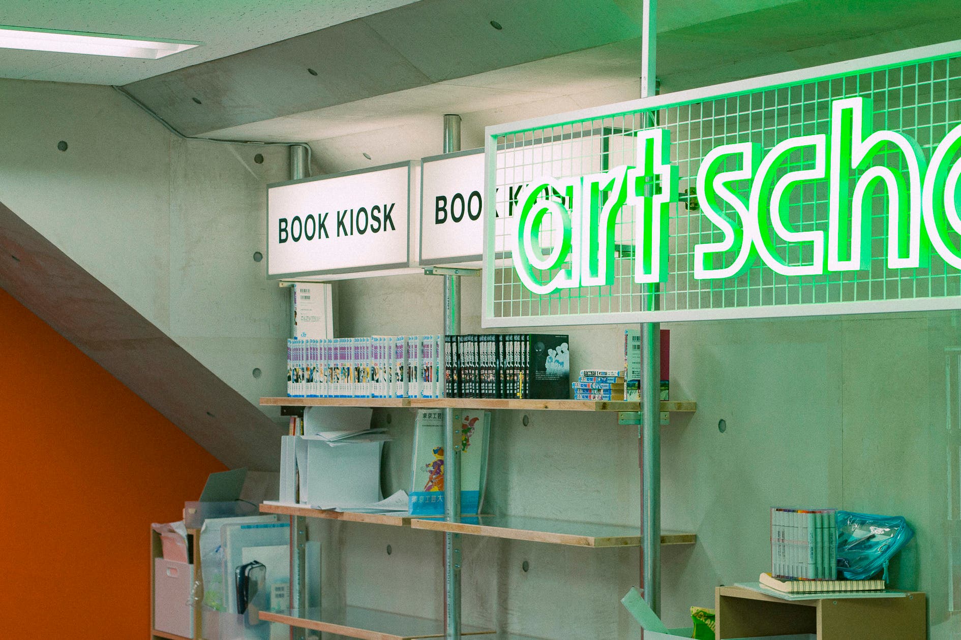 明るい空間で撮影、セミナー、イベントに♪簡易キッチン、男女別トイレもスペース内に完備。テーブル、椅子、モニターなど備品豊富です！の写真5