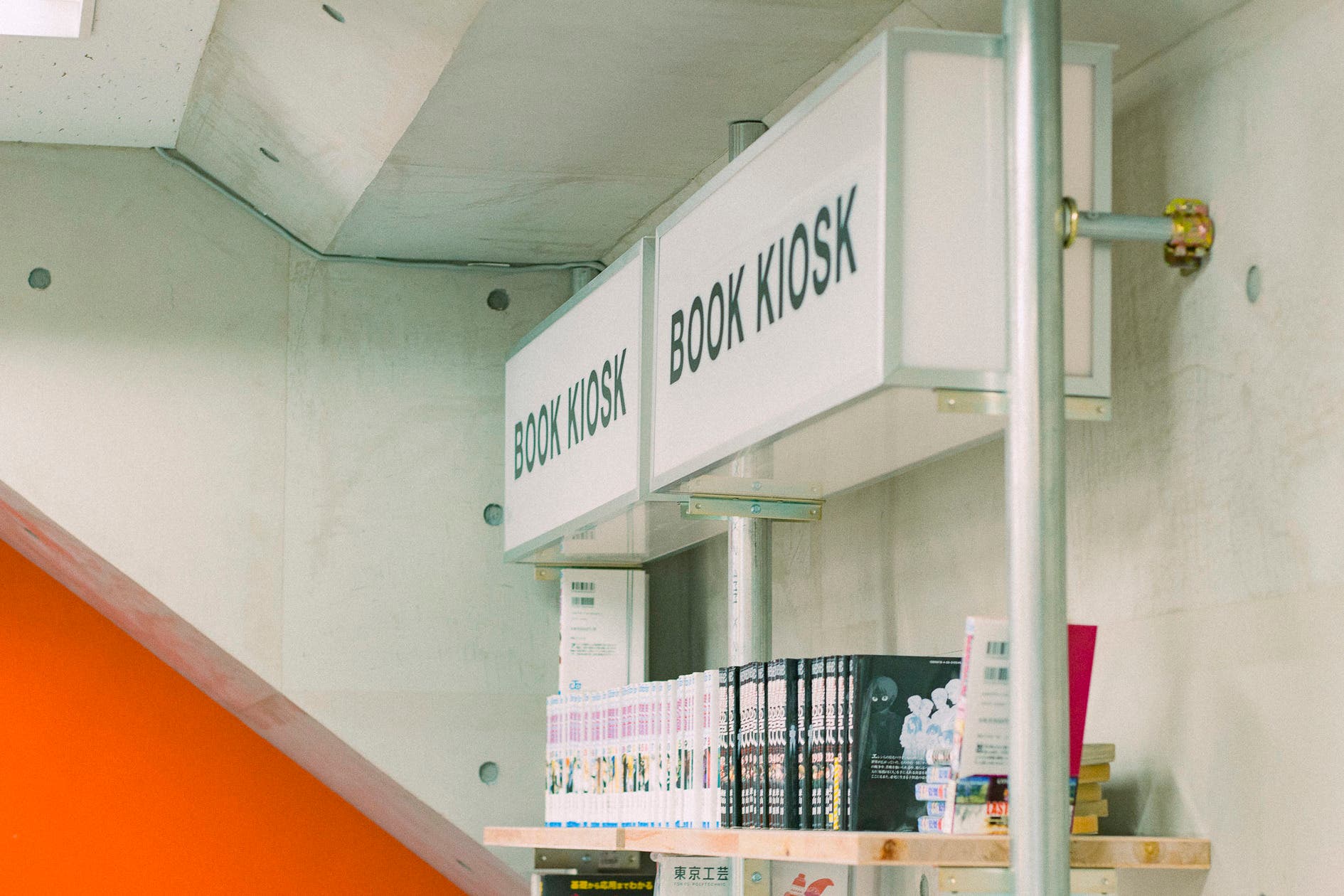 明るい空間で撮影、セミナー、イベントに♪簡易キッチン、男女別トイレもスペース内に完備。テーブル、椅子、モニターなど備品豊富です！の写真6