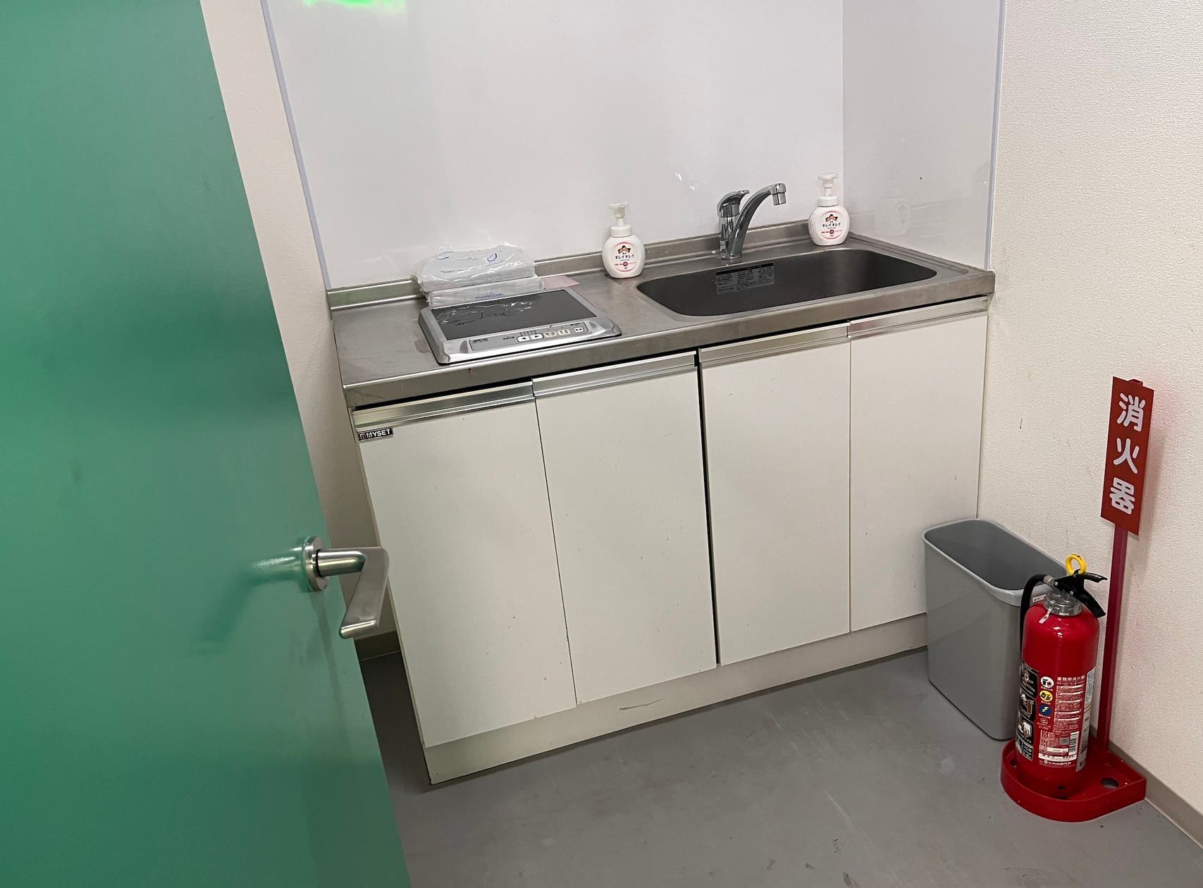 明るい空間で撮影、セミナー、イベントに♪簡易キッチン、男女別トイレもスペース内に完備。テーブル、椅子、モニターなど備品豊富です！の写真7