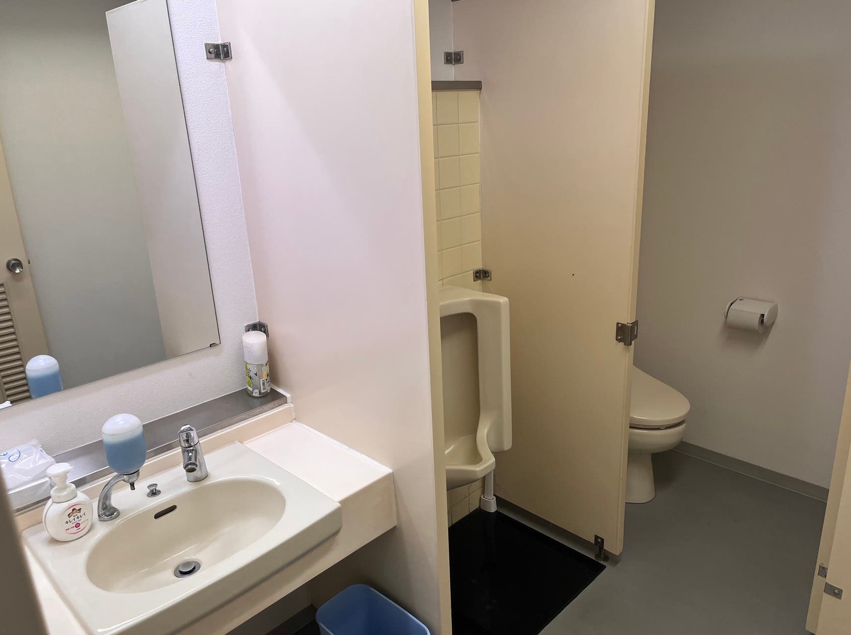 明るい空間で撮影、セミナー、イベントに♪簡易キッチン、男女別トイレもスペース内に完備。テーブル、椅子、モニターなど備品豊富です！の写真8