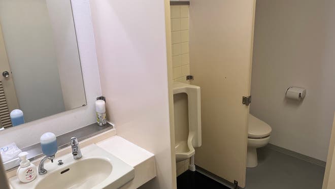 明るい空間で撮影、セミナー、イベントに♪簡易キッチン、男女別トイレもスペース内に完備。テーブル、椅子、モニターなど備品豊富です!の写真8