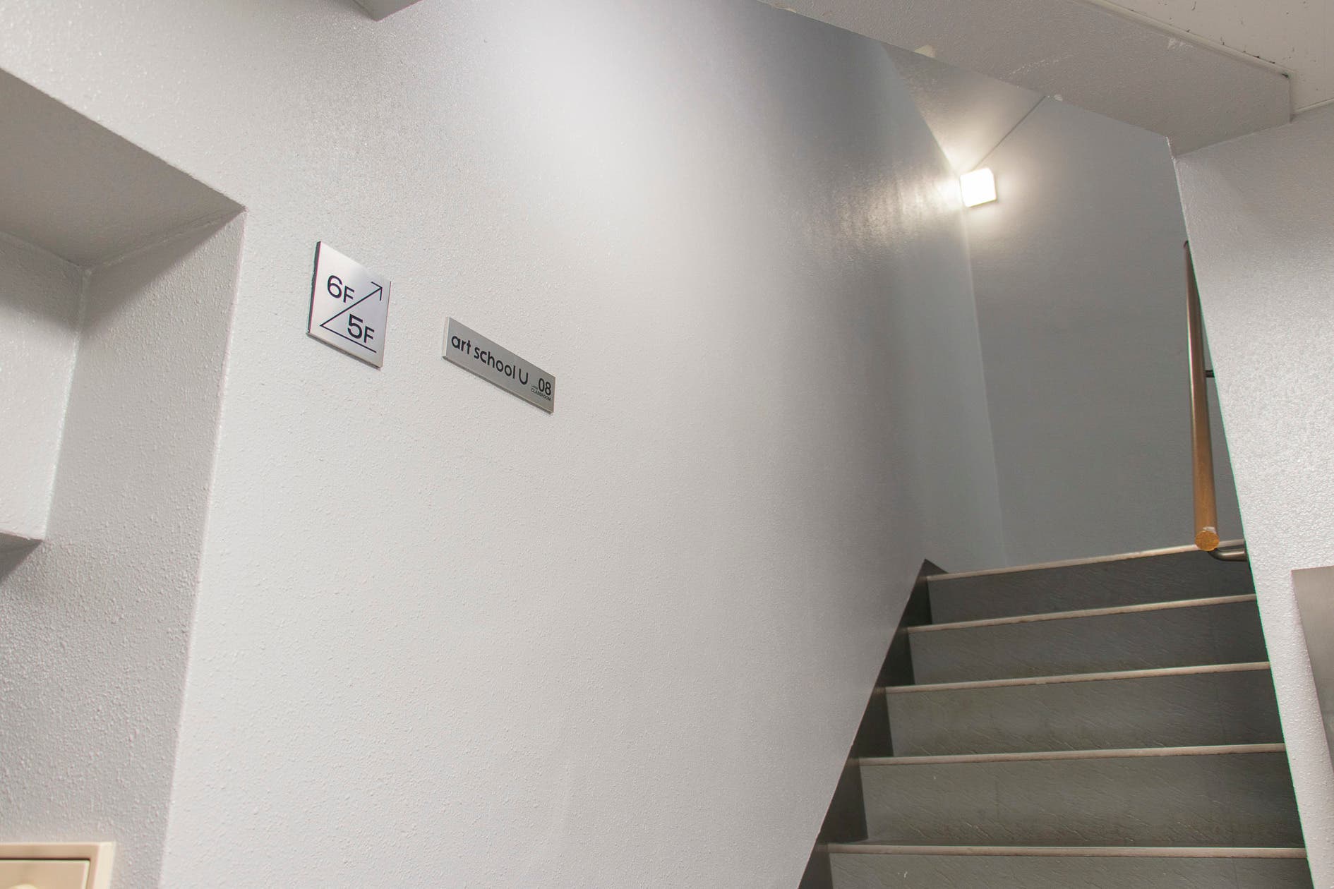 明るい空間で撮影、セミナー、イベントに♪簡易キッチン、男女別トイレもスペース内に完備。テーブル、椅子、モニターなど備品豊富です！の写真9