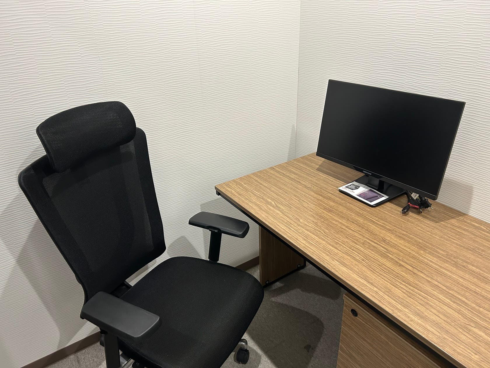 406【新横浜駅5分】1~2名利用！モニター完備/WEB会議/テレワーク/面接/駅近/ライブ前の待機にも♪の写真1