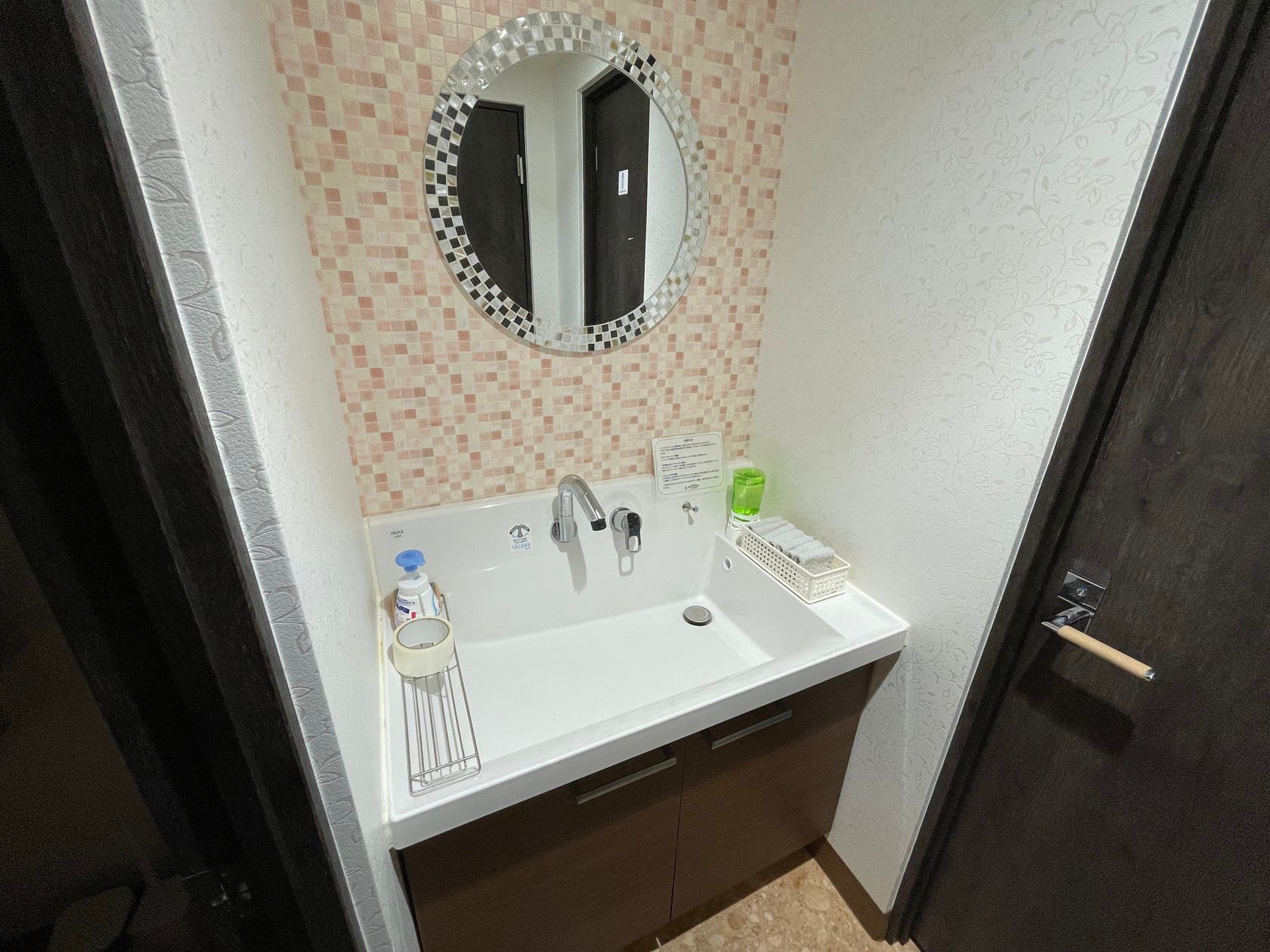 406【新横浜駅5分】1~2名利用！モニター完備/WEB会議/テレワーク/面接/駅近/ライブ前の待機にも♪の写真5