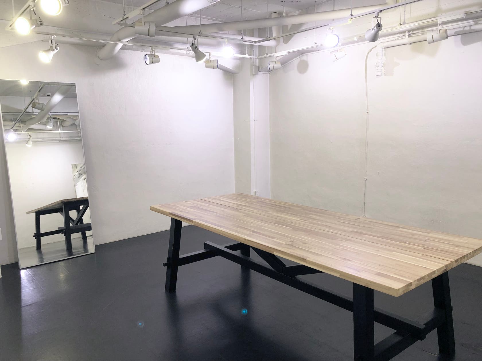 【表参道駅8分】撮影スタジオや展示会などに最適な白を貴重とした天高なレンタルスペースの写真1