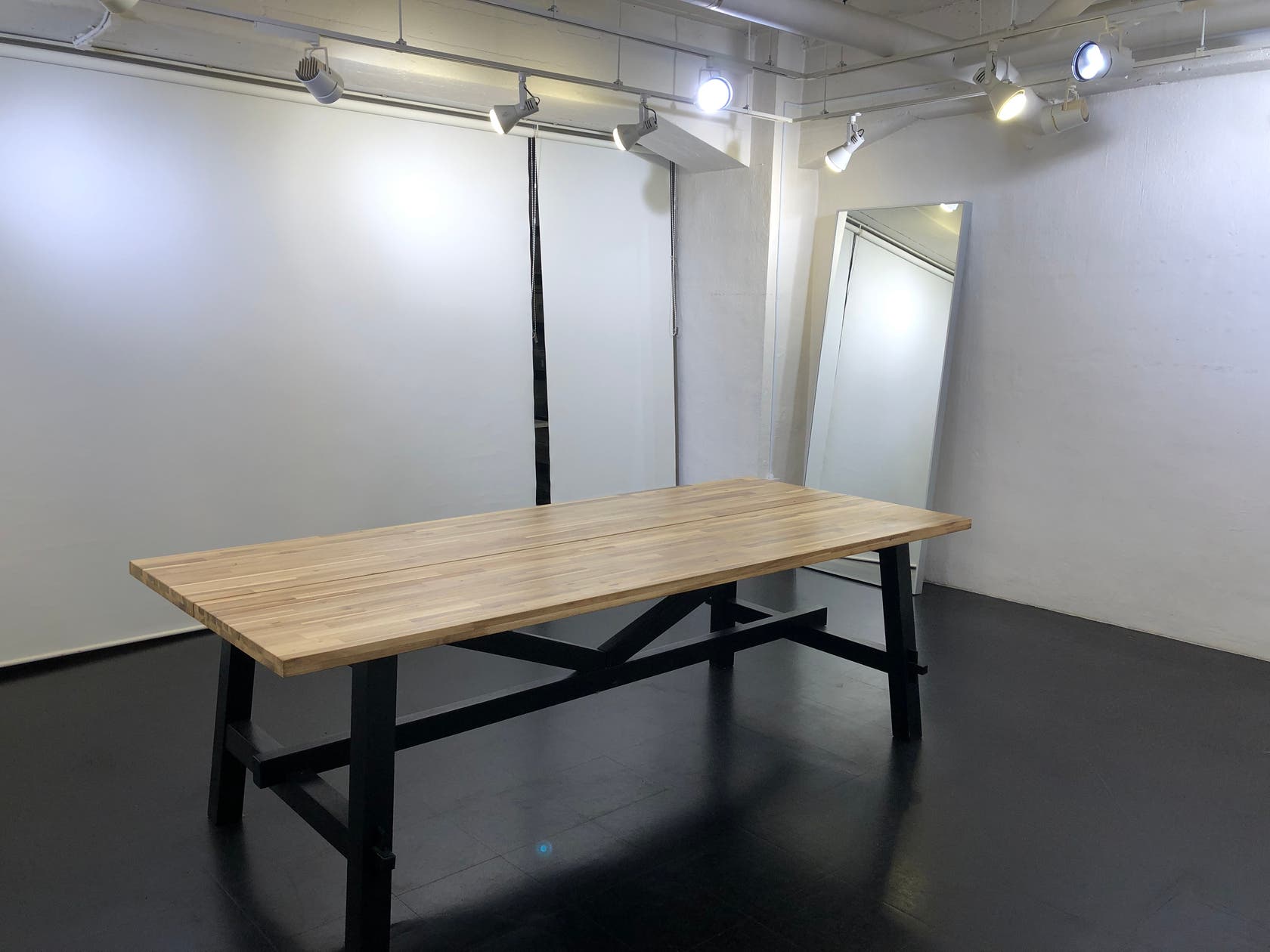 【表参道駅8分】撮影スタジオや展示会などに最適な白を貴重とした天高なレンタルスペースの写真2