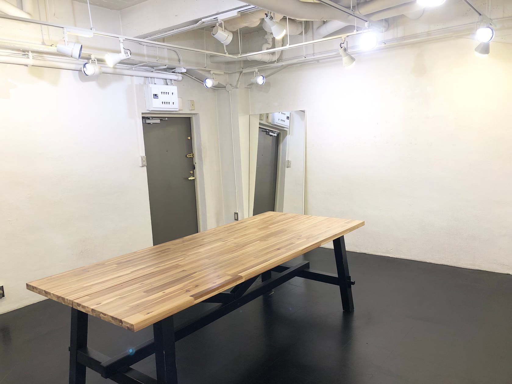 【表参道駅8分】撮影スタジオや展示会などに最適な白を貴重とした天高なレンタルスペースの写真3