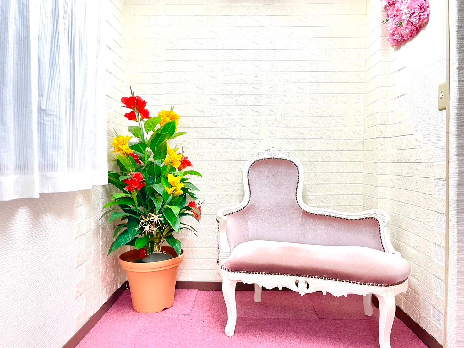 ＜写話室赤坂＞【オープニングキャンペーン✨】赤坂駅徒歩1分🚃完全個室✨Wi-Fi📶プロジェクタ🎥背景布/三脚/リングライトあり💡の写真4