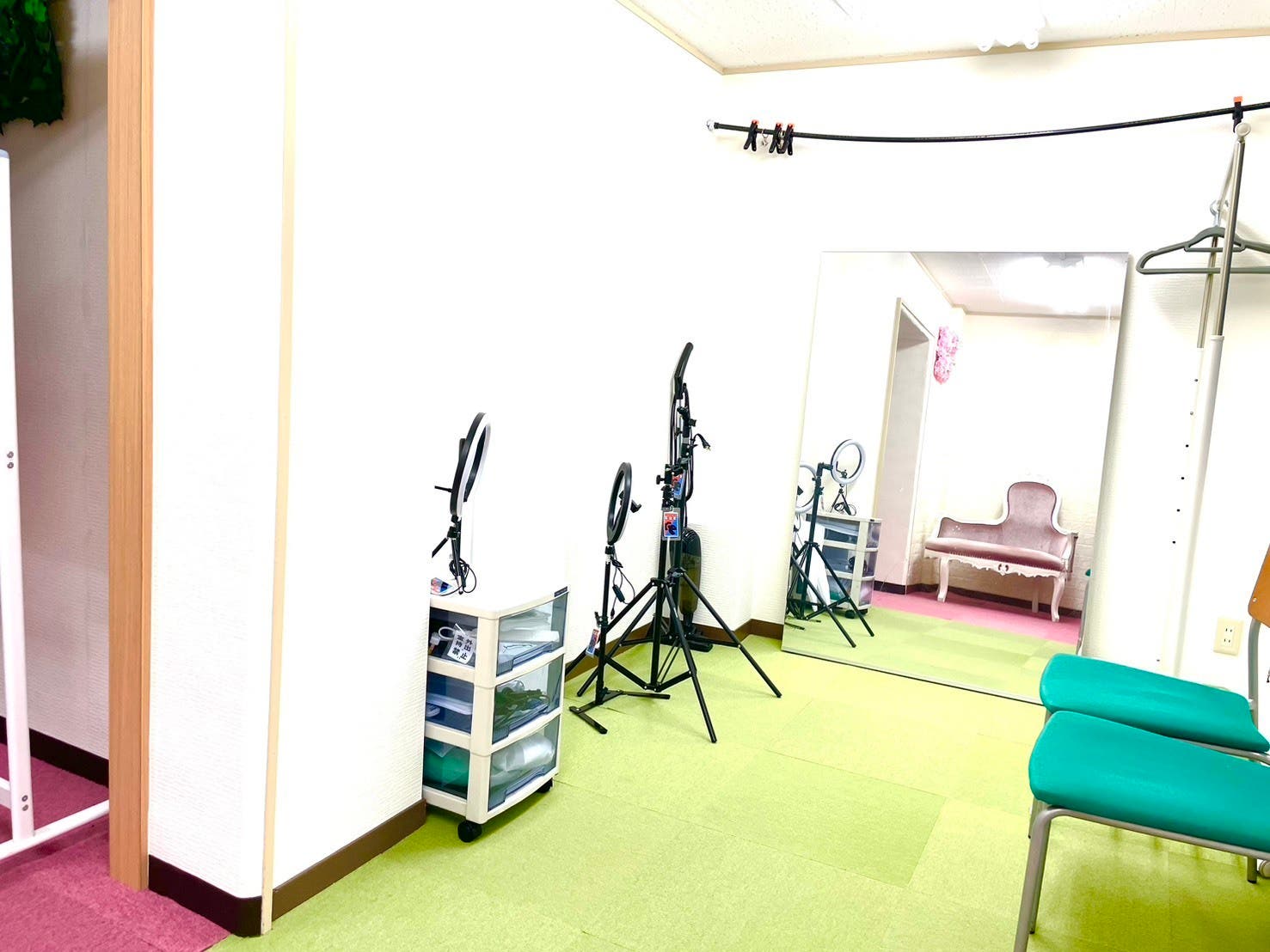 ＜写話室赤坂＞【オープニングキャンペーン✨】赤坂駅徒歩1分🚃完全個室✨Wi-Fi📶プロジェクタ🎥背景布/三脚/リングライトあり💡の写真5