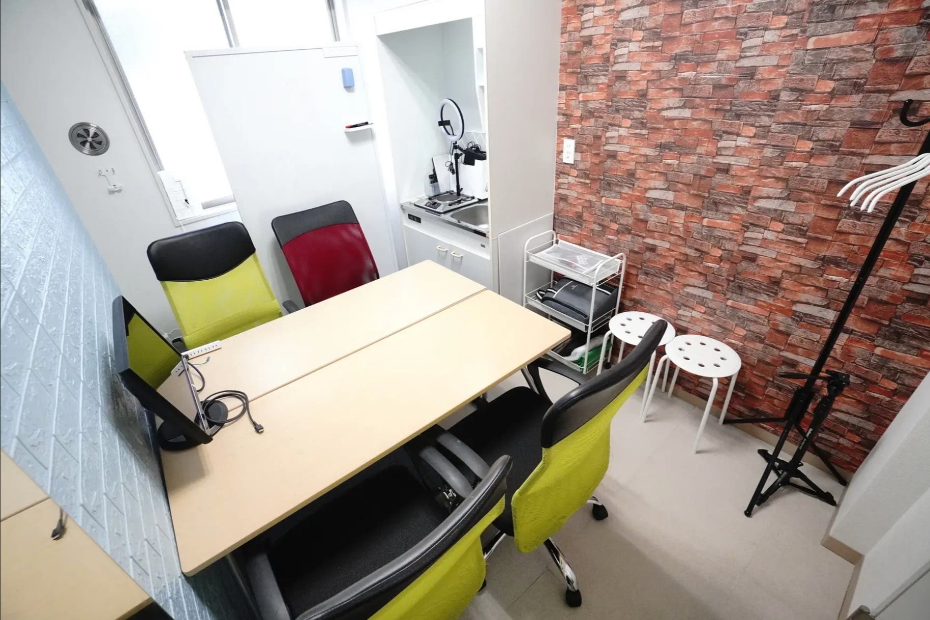 ＜写話室下北沢＞【オープニングキャンペーン✨】下北沢駅徒歩3分🚃完全個室✨Wi-Fi📶プロジェクタ🎥背景布/三脚/フラットライトの写真5