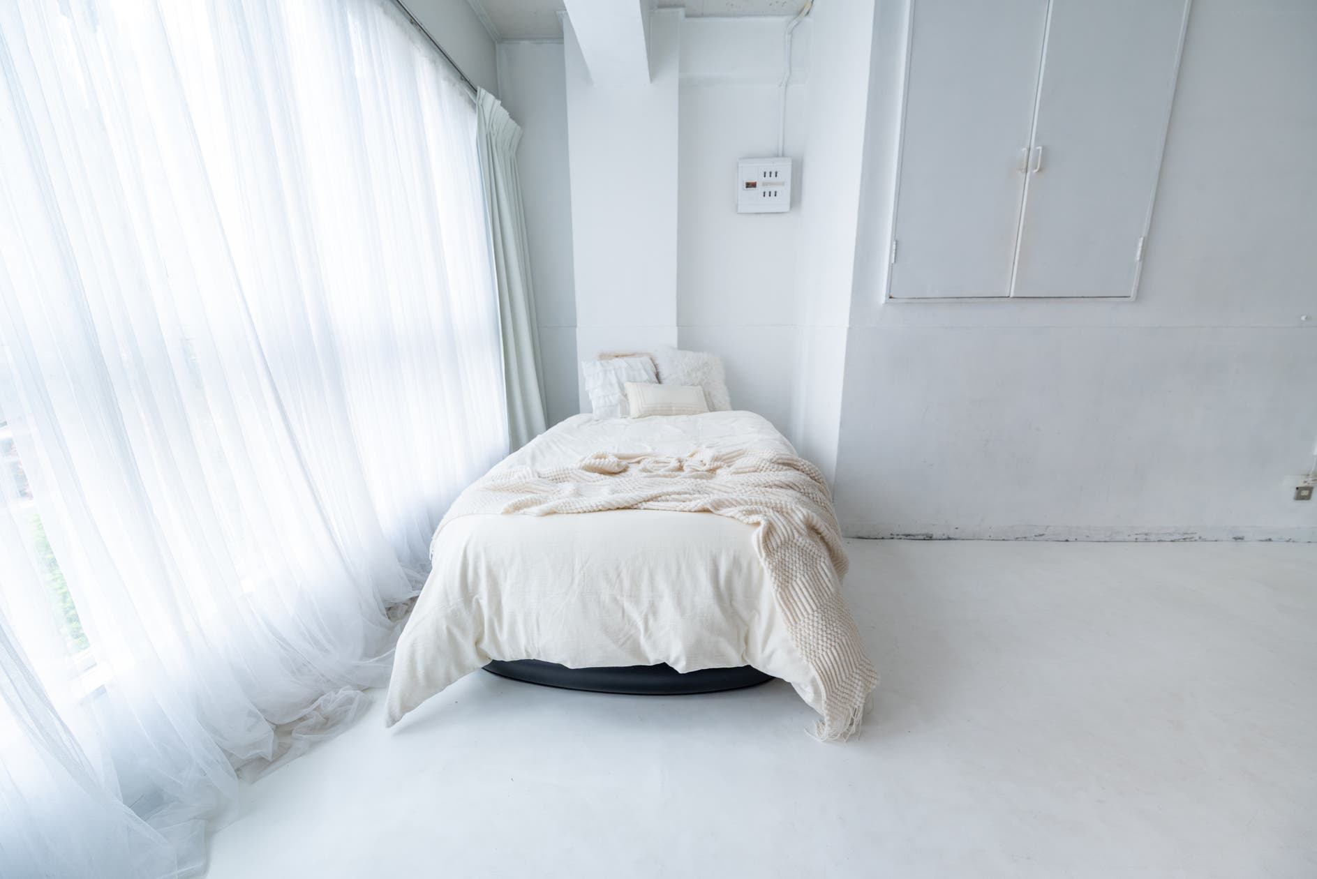 自然光×白壁×白床｜黒壁×黒床◎飯田橋駅1分｜撮影ベッド｜洞窟ブース｜ポートレート・コスプレ｜24時間撮影OK！の写真20