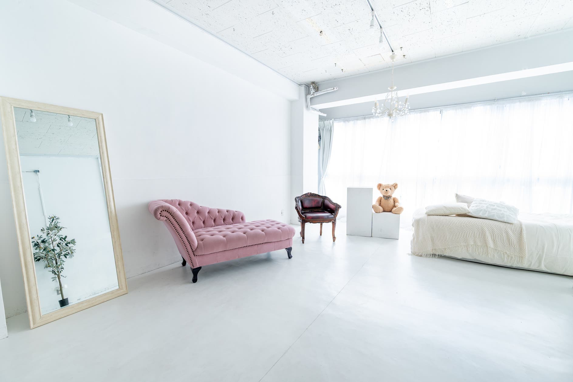 自然光×白壁×白床｜黒壁×黒床◎飯田橋駅1分｜撮影ベッド｜洞窟ブース｜ポートレート・コスプレ｜24時間撮影OK！の写真1