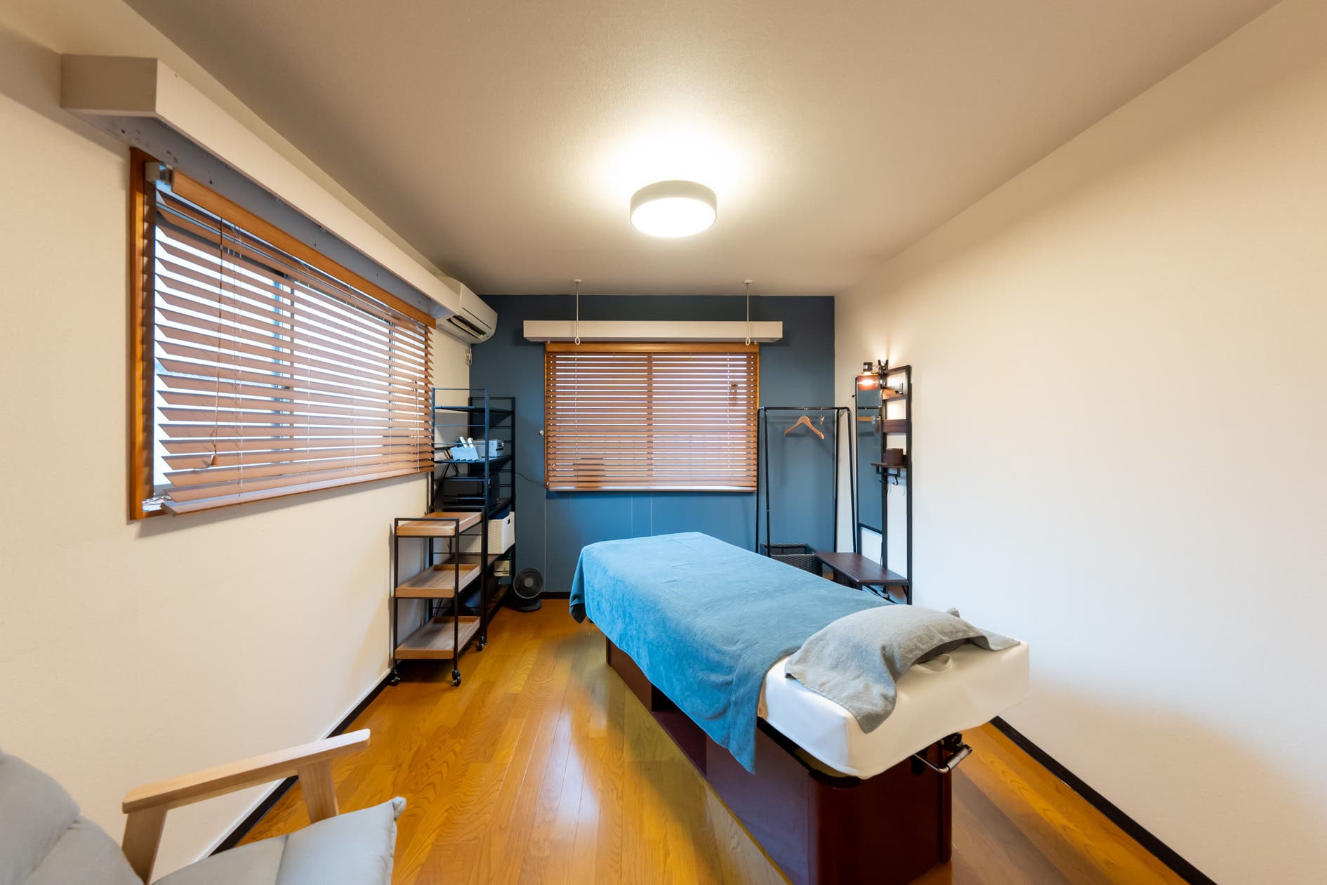 川崎駅6分｜清潔で落ち着く施術専用サロン。12月は1時間1,080円／LUSSO手動昇降ベッド・タオル完備。の写真1