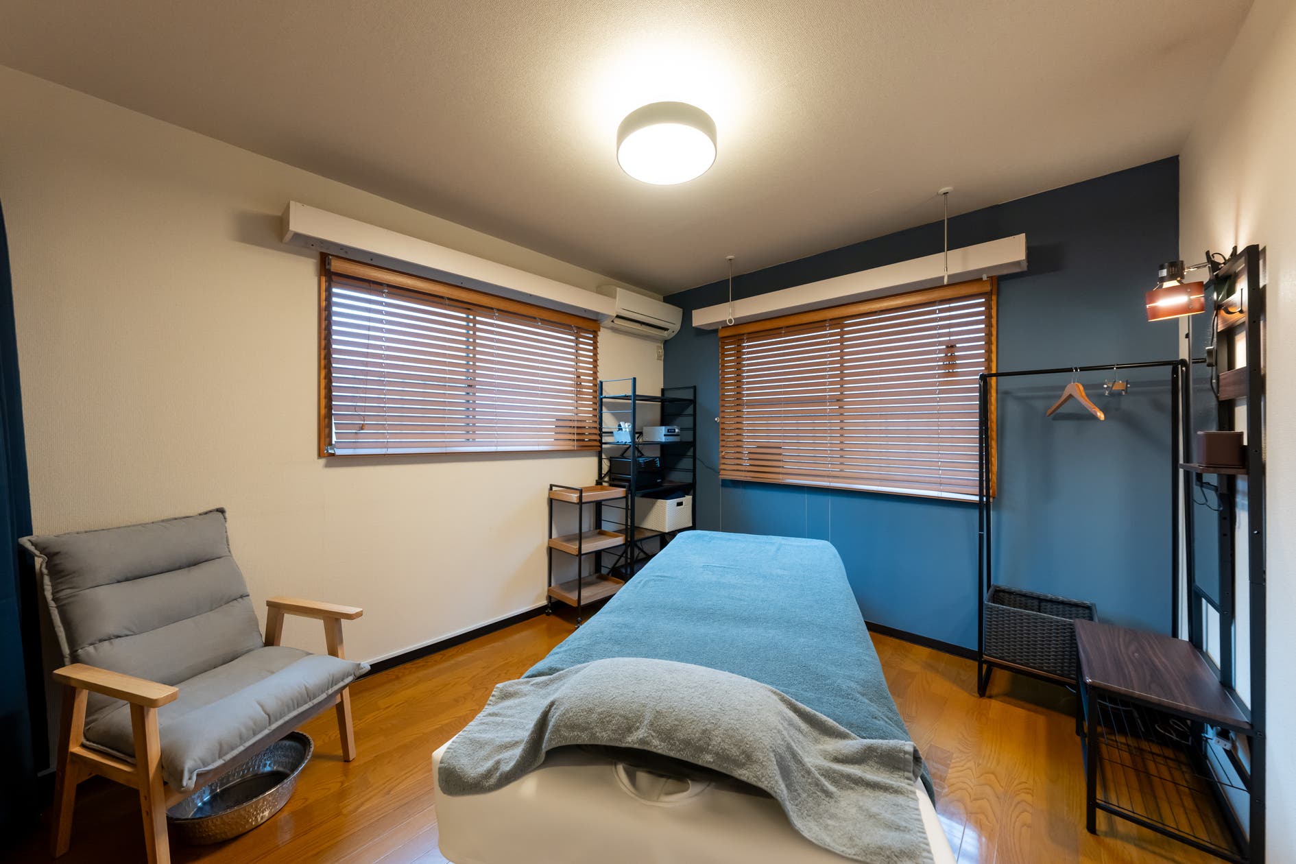 川崎駅6分｜清潔で落ち着く施術専用サロン。12月は1時間1,080円／LUSSO手動昇降ベッド・タオル完備。の写真2