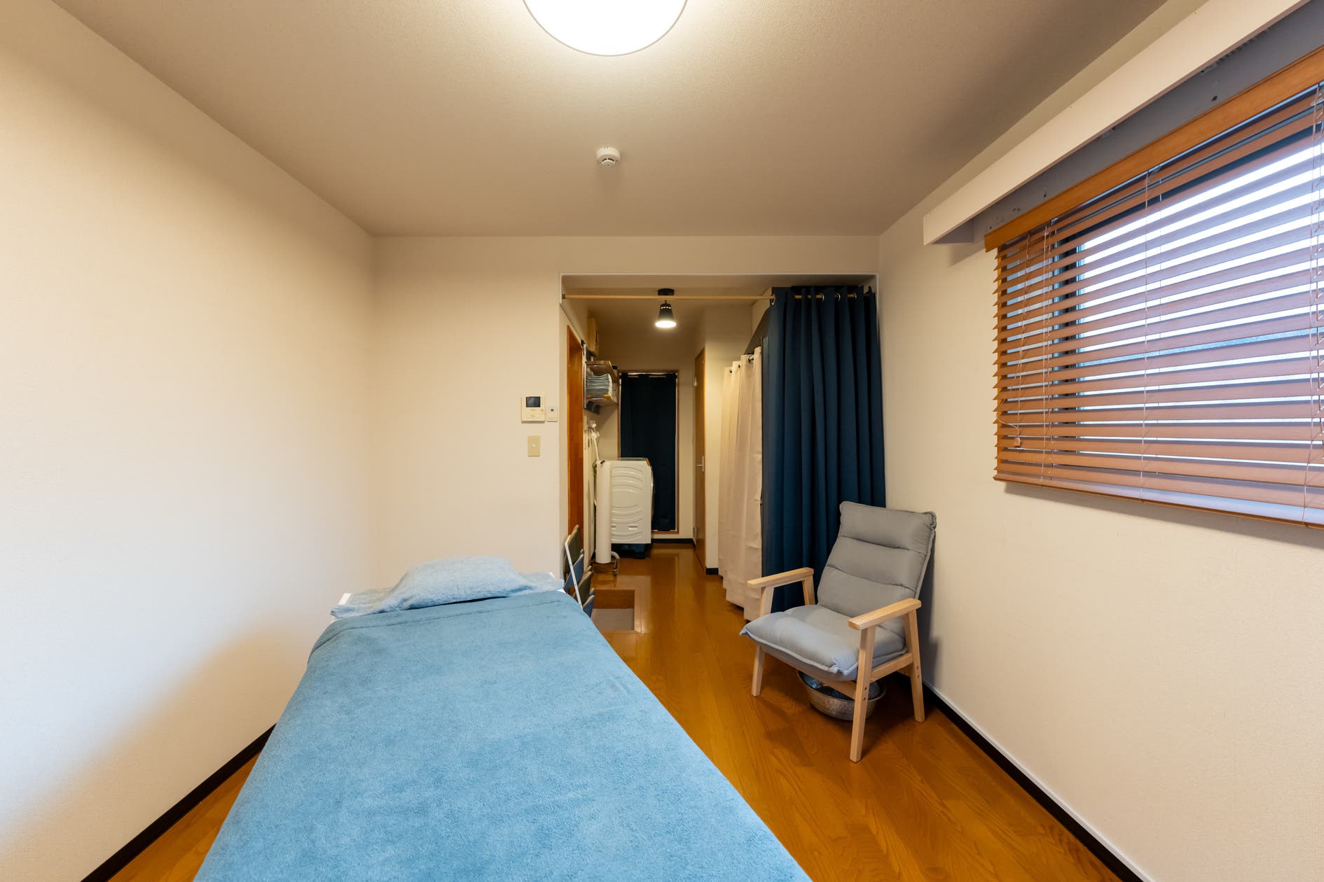 川崎駅6分｜清潔で落ち着く施術専用サロン。12月は1時間1,080円／LUSSO手動昇降ベッド・タオル完備。の写真6