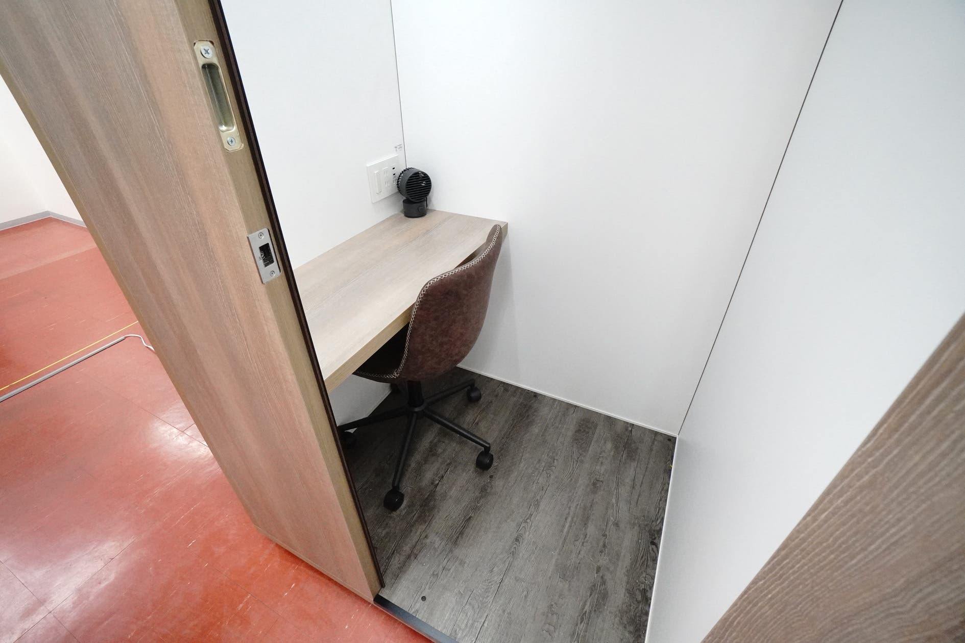＜NOB仙台駅西口No.1＞完全個室ワークブース💼Wi-Fi📶電源🔌テレワーク/ZOOM/面接/自習/作業の写真4