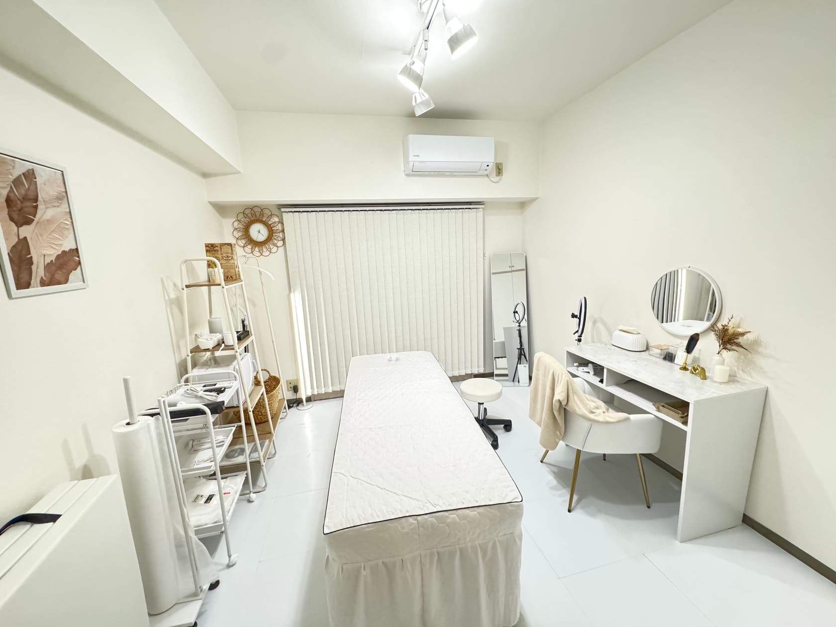 白色を基調とした明るく清潔感のある「corelabo203　SHIRO」名古屋駅徒歩５分✨エステ・ネイル・整体✨可燃ごみすて無料の写真1