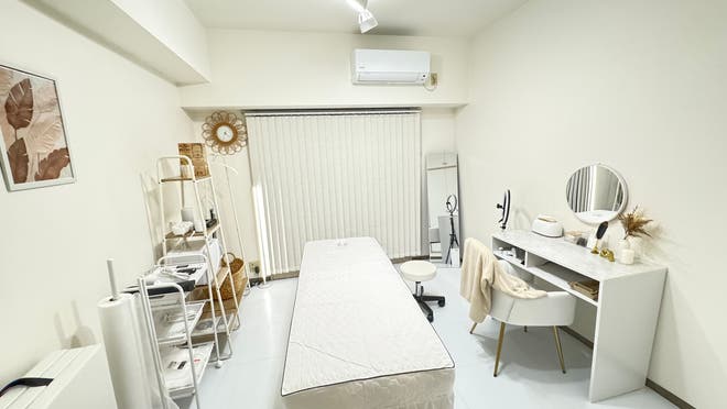 白色を基調とした明るく清潔感のある「corelabo203 SHIRO」名古屋駅徒歩5分✨エステ・ネイル・整体✨可燃ごみすて無料の写真1