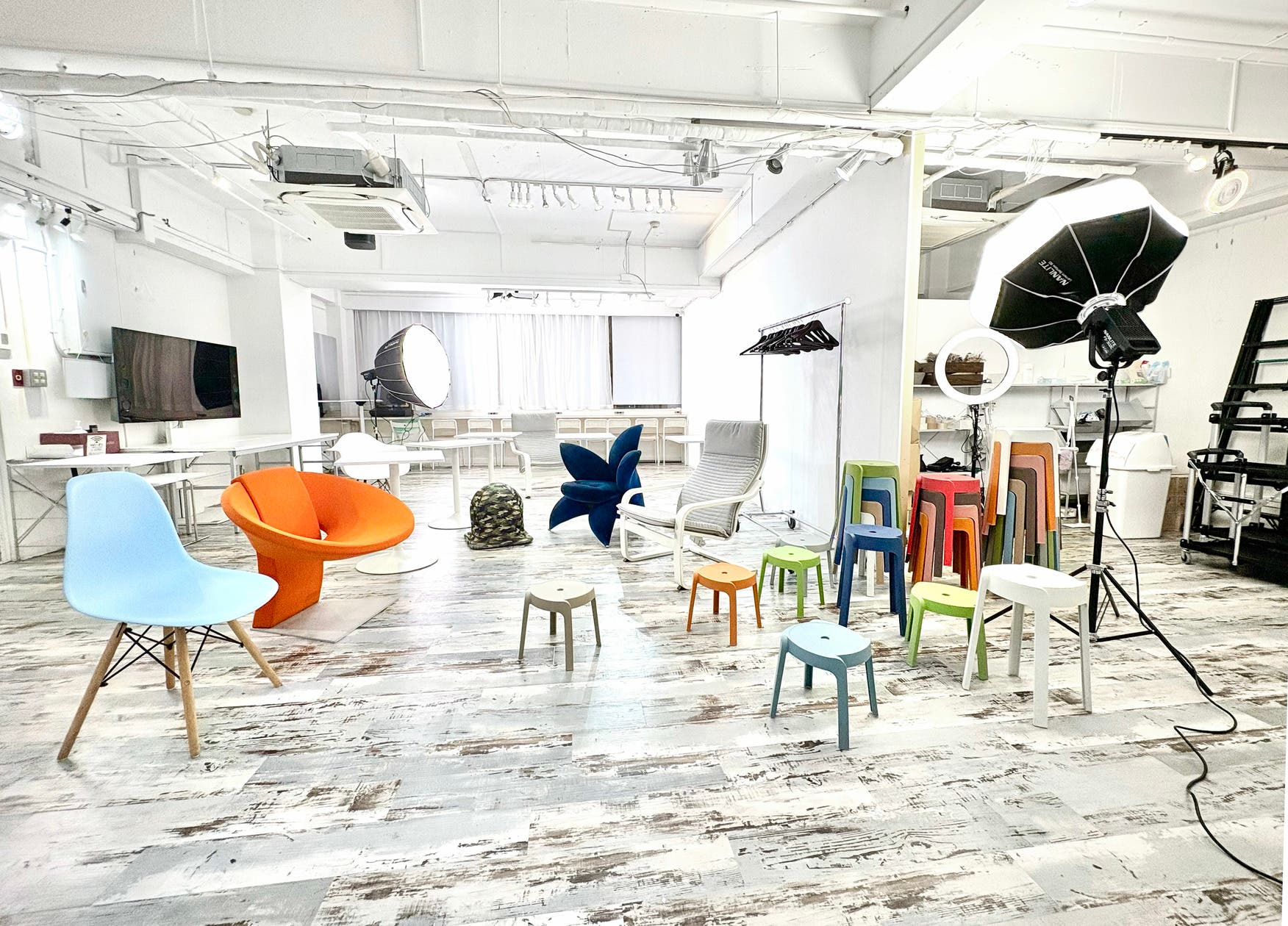 クリスマスOK🎄1号店 窓5m自然光◎｜新宿西口駅2分/JR新宿駅7分｜機材無料◎撮影スタジオ｜土足！エレベーター有｜90平米の写真1