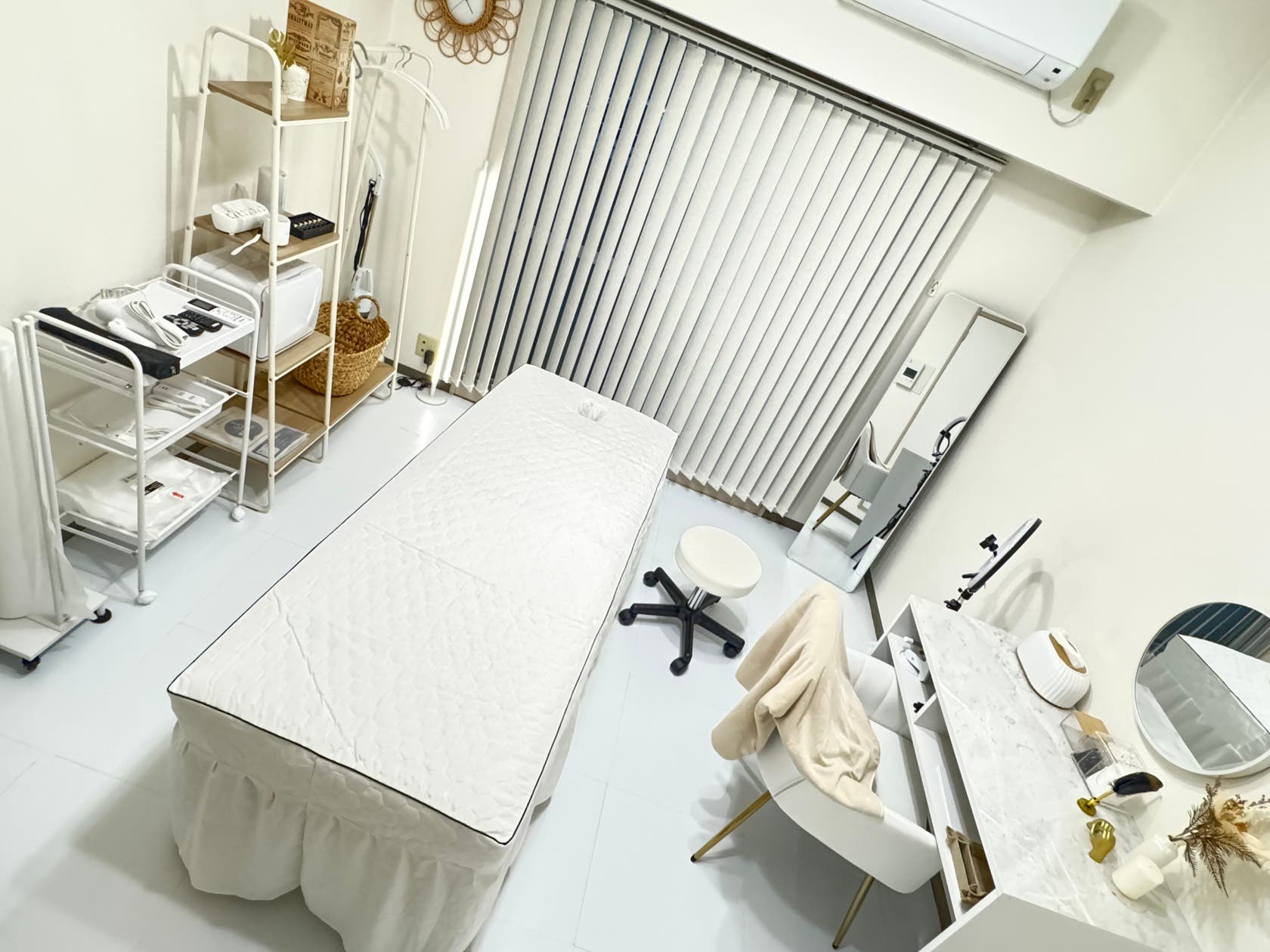 白色を基調とした明るく清潔感のある「corelabo203　SHIRO」名古屋駅徒歩５分✨エステ・ネイル・整体✨可燃ごみすて無料の写真3