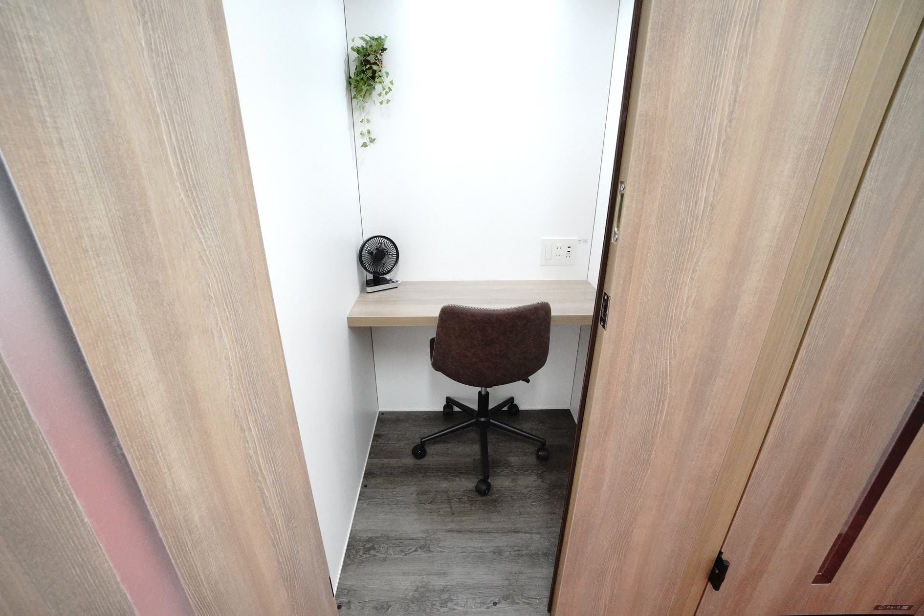 ＜NOB仙台駅西口No.3＞完全個室ワークブース💼Wi-Fi📶電源🔌テレワーク/ZOOM/面接/自習/作業の写真2