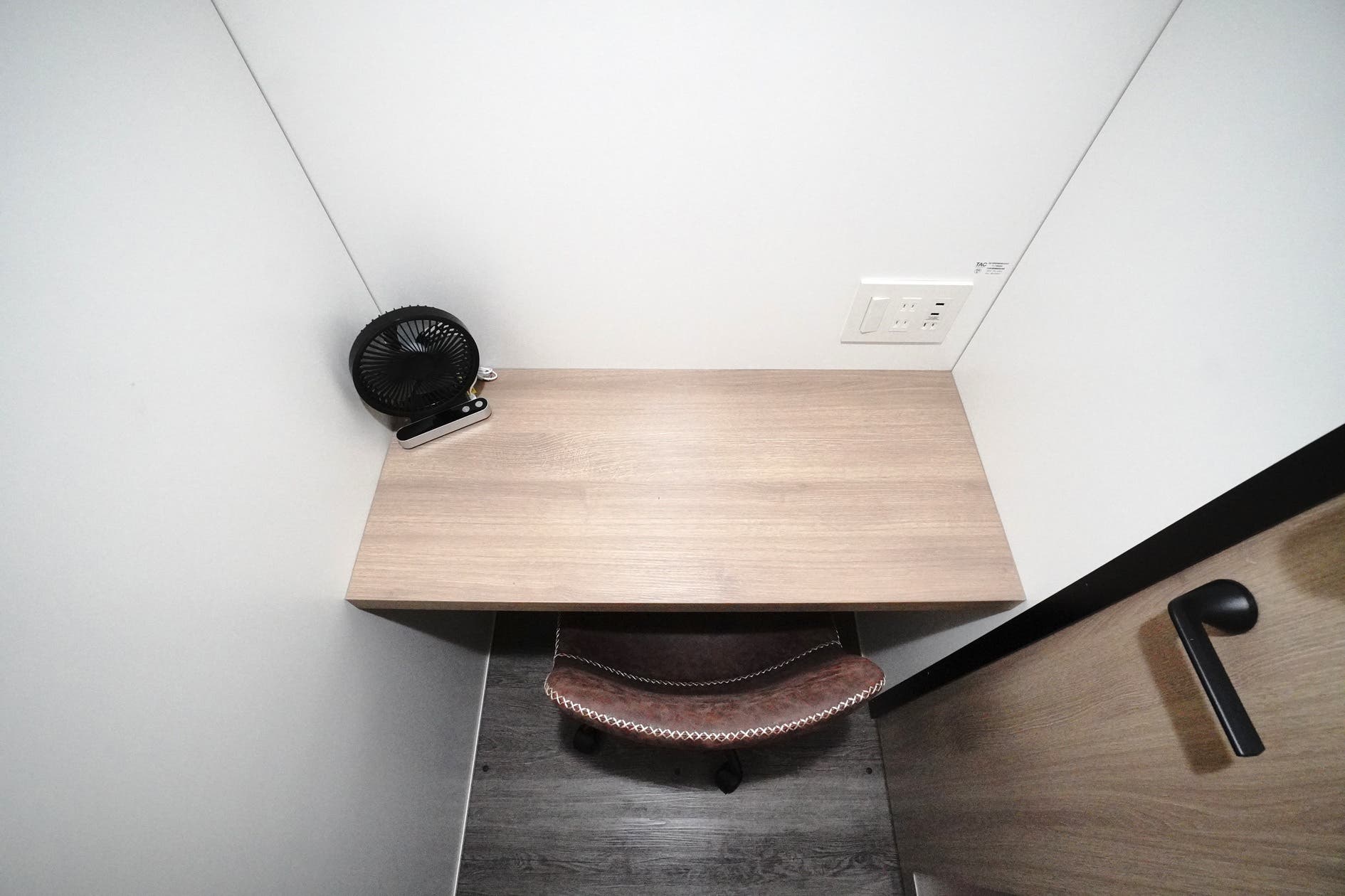 ＜momo仙台駅東口No.1＞完全個室ワークブース💼光回線Wi-Fi📶電源🔌テレワーク/ZOOM/面接/自習/作業の写真2