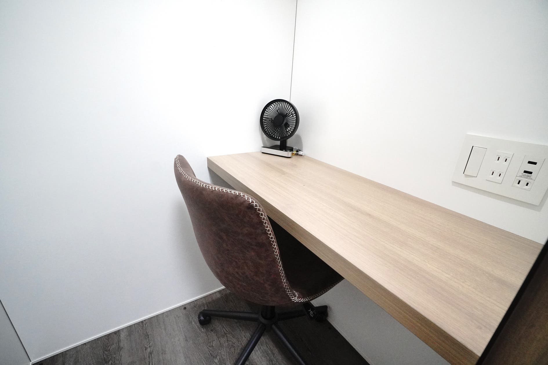 ＜momo仙台駅東口No.3＞完全個室ワークブース💼光回線Wi-Fi📶電源🔌テレワーク/ZOOM/面接/自習/作業の写真1