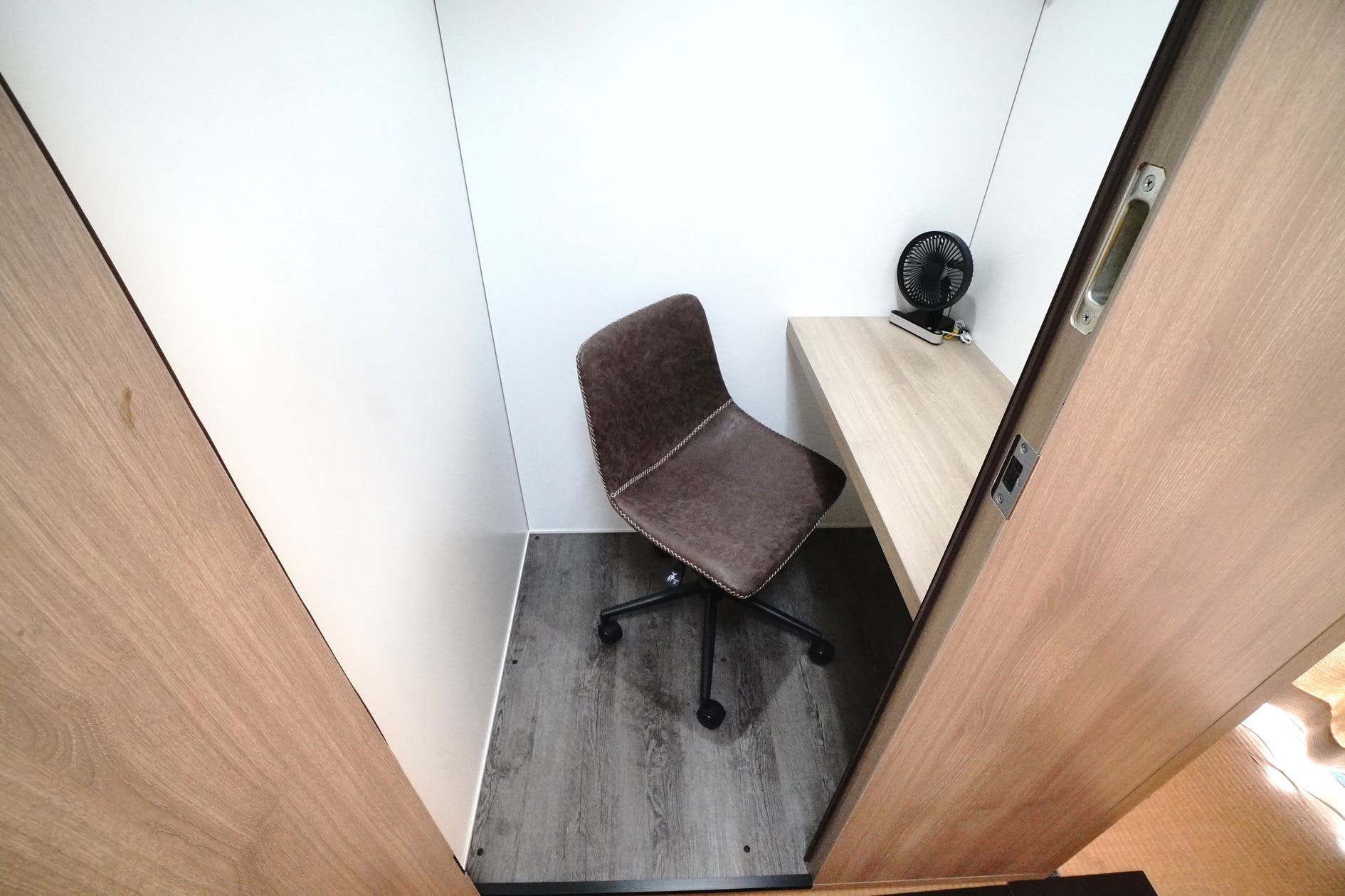 ＜momo仙台駅東口No.4＞完全個室ワークブース💼光回線Wi-Fi📶電源🔌テレワーク/ZOOM/面接/自習/作業の写真4