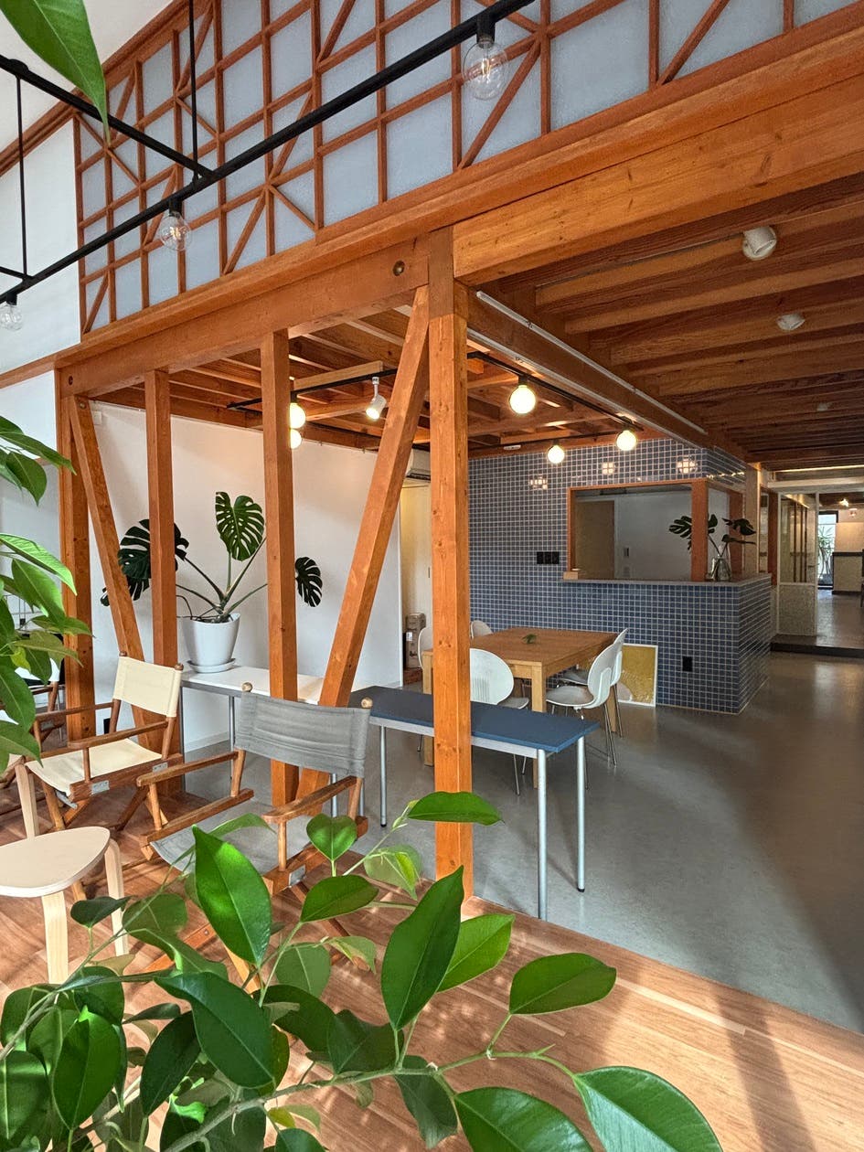 神田駅から3分！カウンターと吹き抜けがいい感じの、多用途スペースの写真1