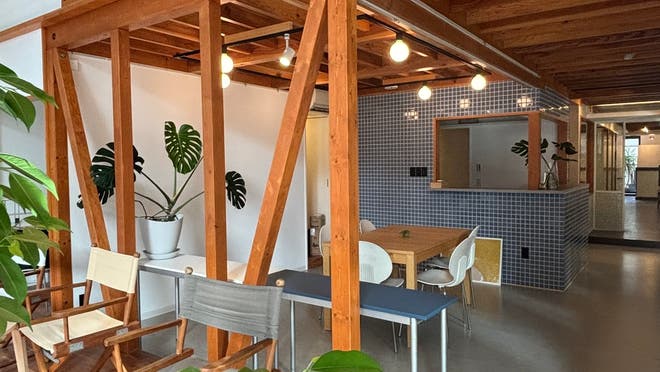 神田駅から3分!カウンターと吹き抜けがいい感じの、多用途スペースの写真1