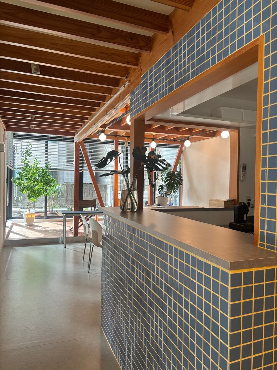 神田駅から3分！カウンターと吹き抜けがいい感じの、多用途スペースの写真2