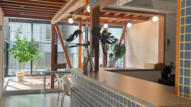 神田駅から3分!カウンターと吹き抜けがいい感じの、多用途スペースの写真2