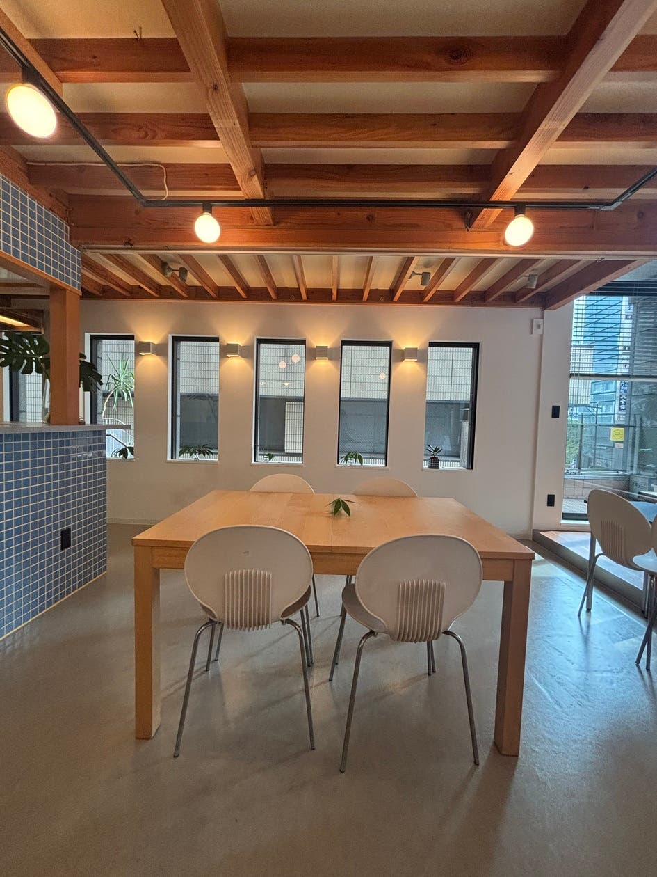 神田駅から3分！カウンターと吹き抜けがいい感じの、多用途スペースの写真3