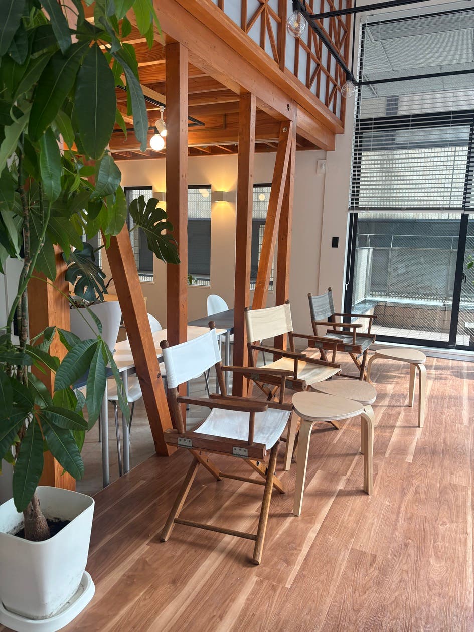 神田駅から3分！カウンターと吹き抜けがいい感じの、多用途スペースの写真4