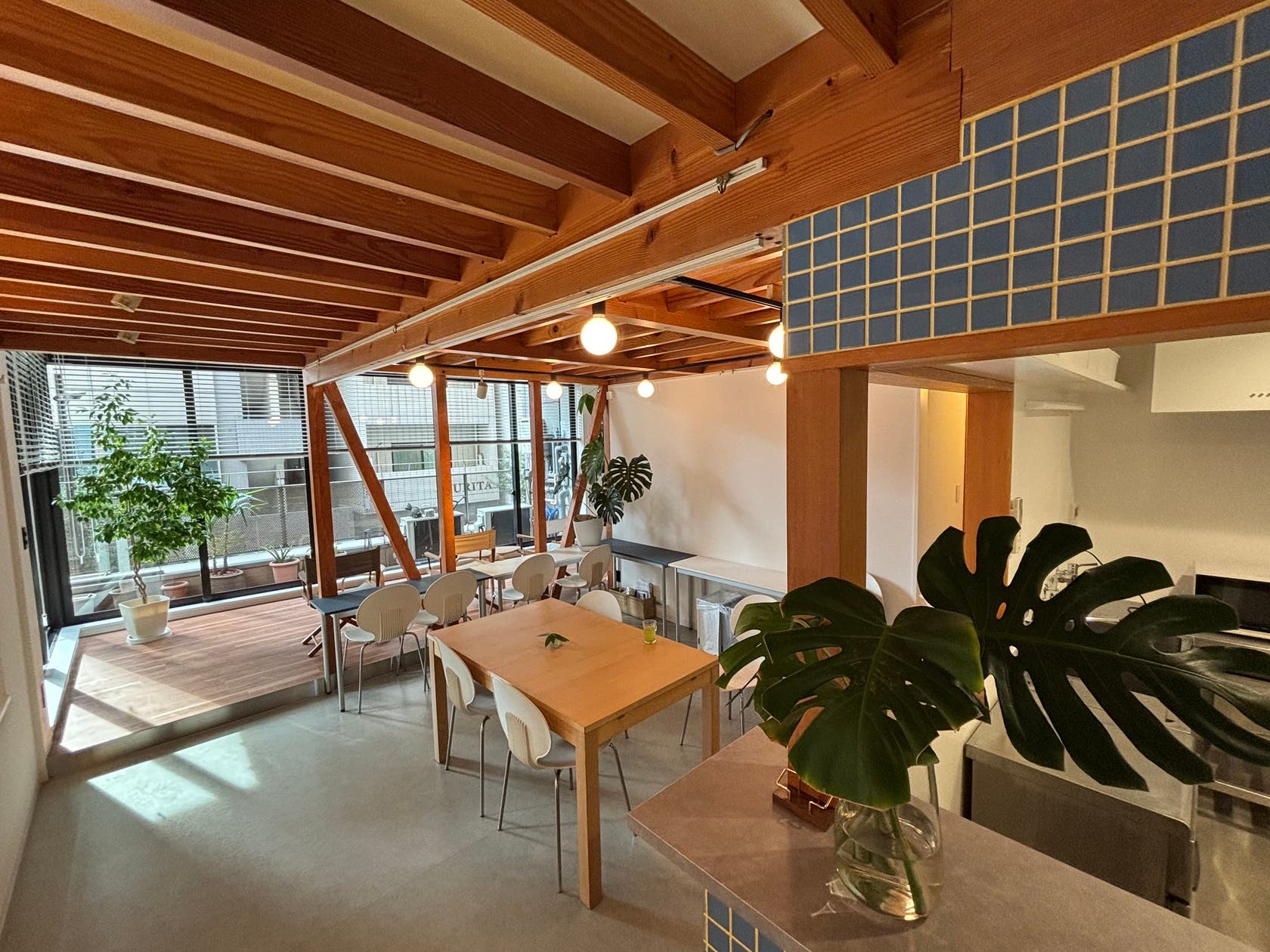 神田駅から3分！カウンターと吹き抜けがいい感じの、多用途スペースの写真5