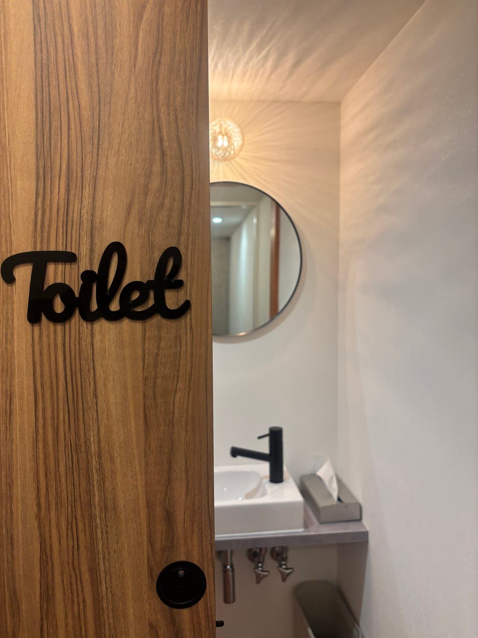 神田駅から3分！カウンターと吹き抜けがいい感じの、多用途スペースの写真6