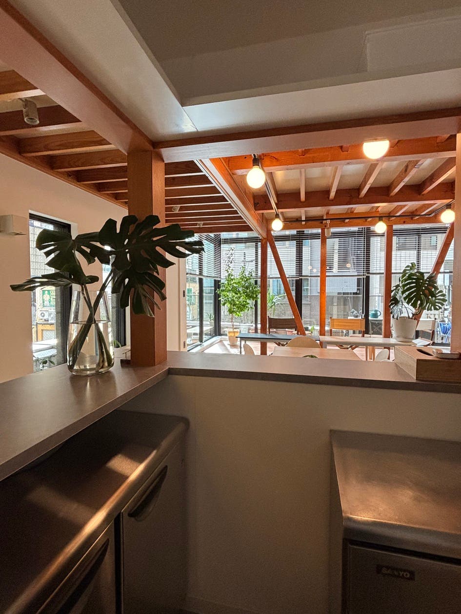 神田駅から3分！カウンターと吹き抜けがいい感じの、多用途スペースの写真7