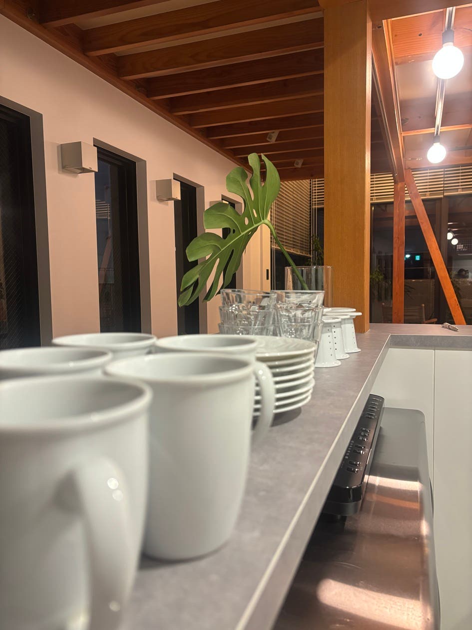 神田駅から3分！カウンターと吹き抜けがいい感じの、多用途スペースの写真9