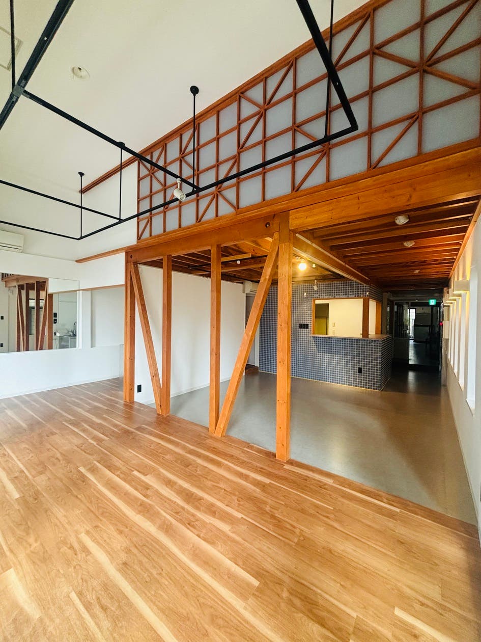 神田駅から3分！カウンターと吹き抜けがいい感じの、多用途スペースの写真10