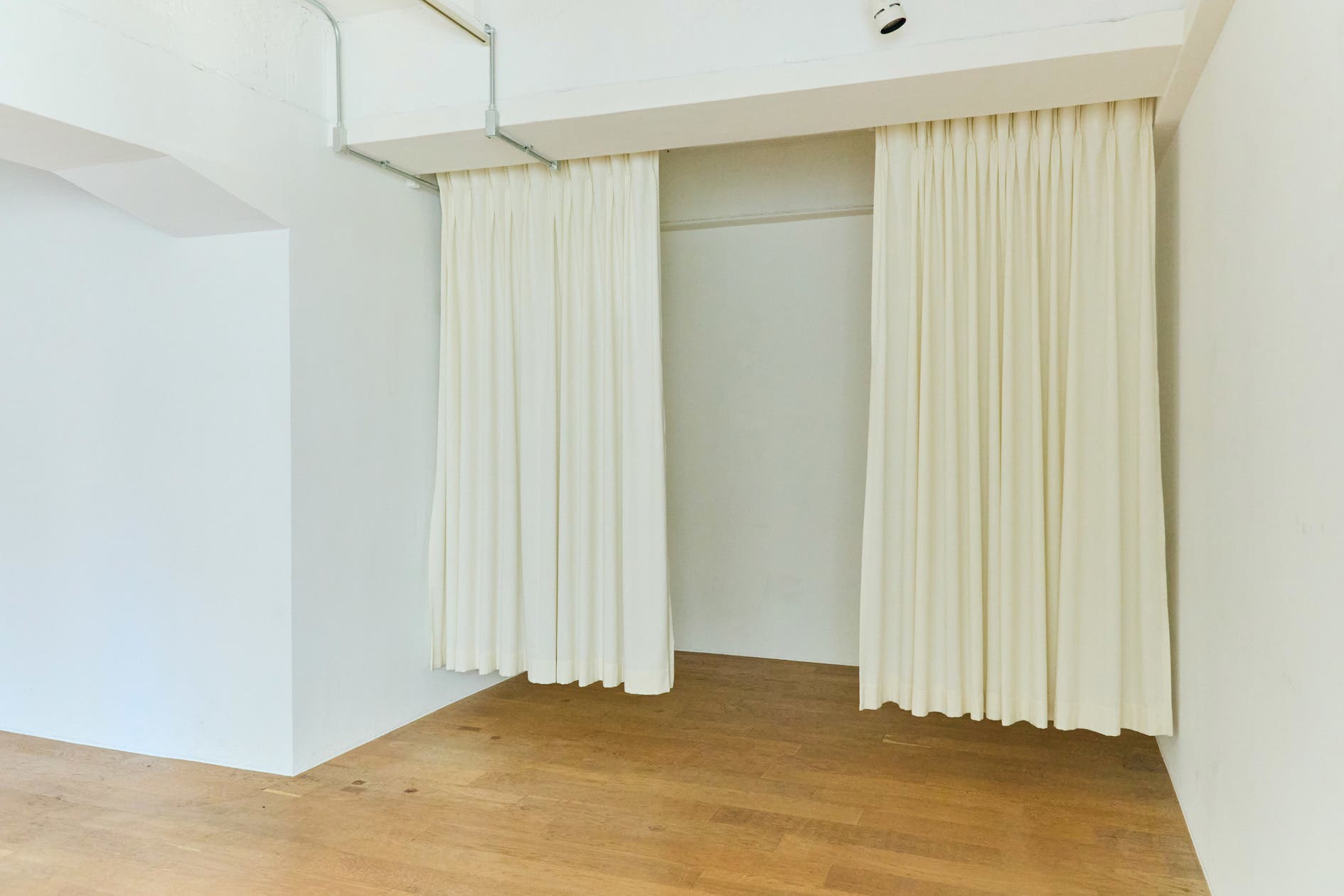  【ハンガーラック16台貸出し無料】ギャラリーやアパレル展示会に適した白壁、フローリング53㎡スペース(3F)の写真6