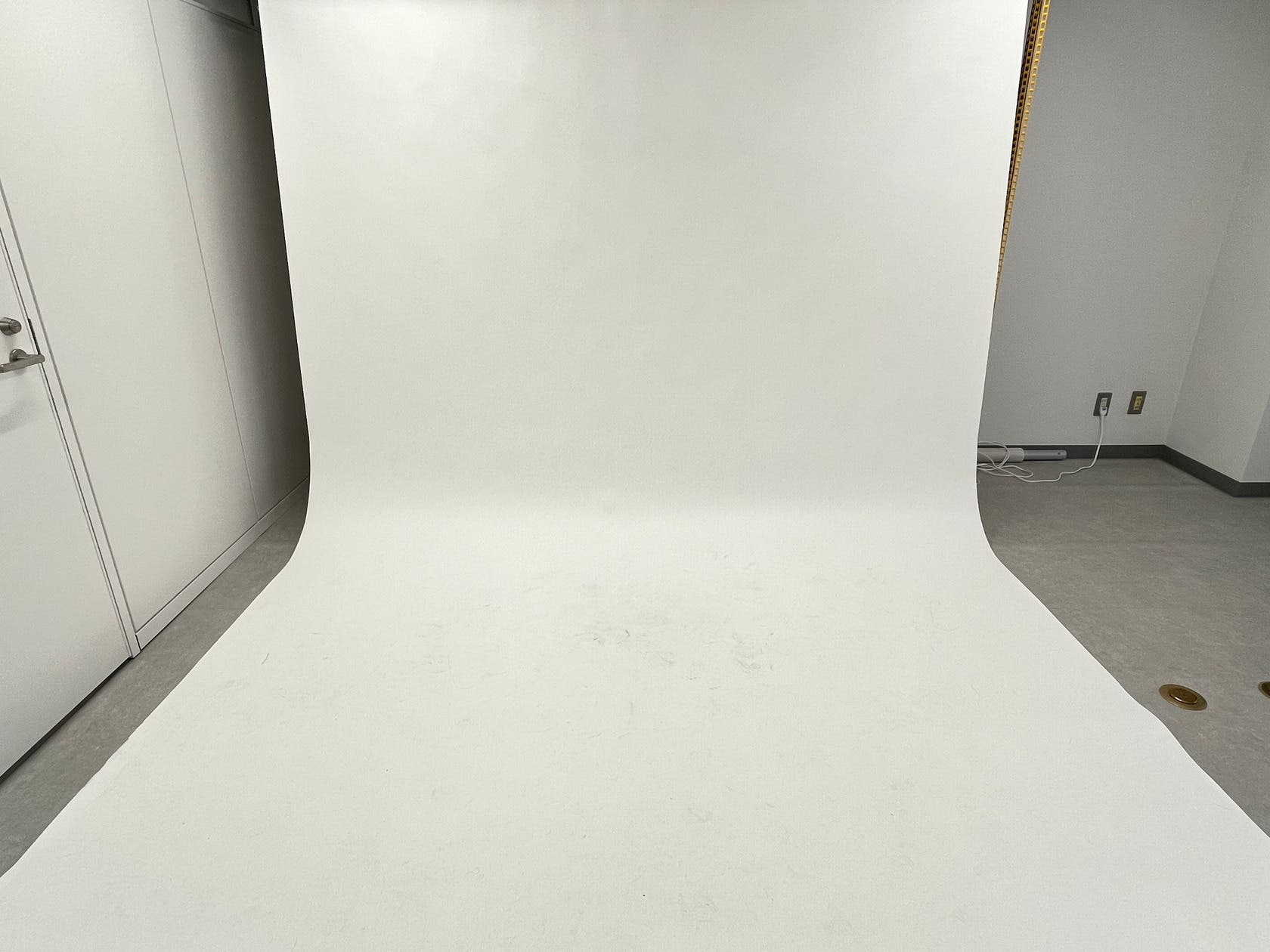 自然光と背景紙で多彩な撮影が可能！スタッフ常駐で安心✨早朝・深夜もOK⭕️プロジェクター完備で推し活にも📽️の写真24