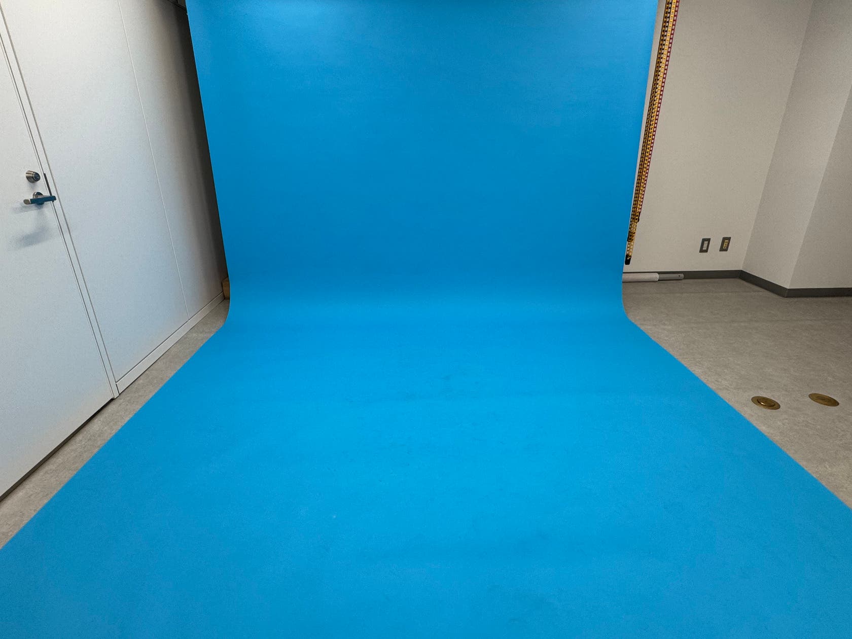 自然光と背景紙で多彩な撮影が可能！スタッフ常駐で安心✨早朝・深夜もOK⭕️プロジェクター完備で推し活にも📽️の写真28