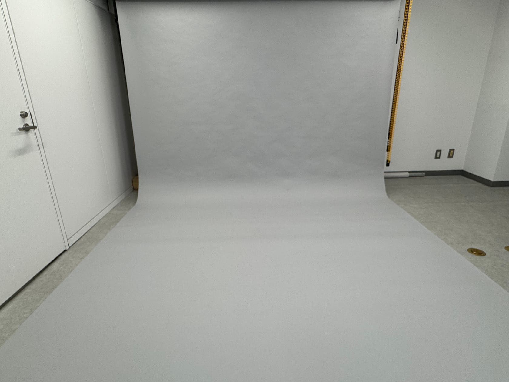 自然光と背景紙で多彩な撮影が可能！スタッフ常駐で安心✨早朝・深夜もOK⭕️プロジェクター完備で推し活にも📽️の写真26