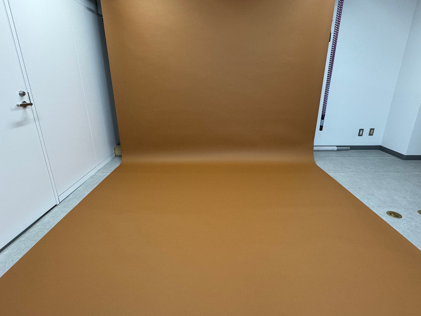 自然光と背景紙で多彩な撮影が可能！スタッフ常駐で安心✨早朝・深夜もOK⭕️プロジェクター完備で推し活にも📽️の写真27