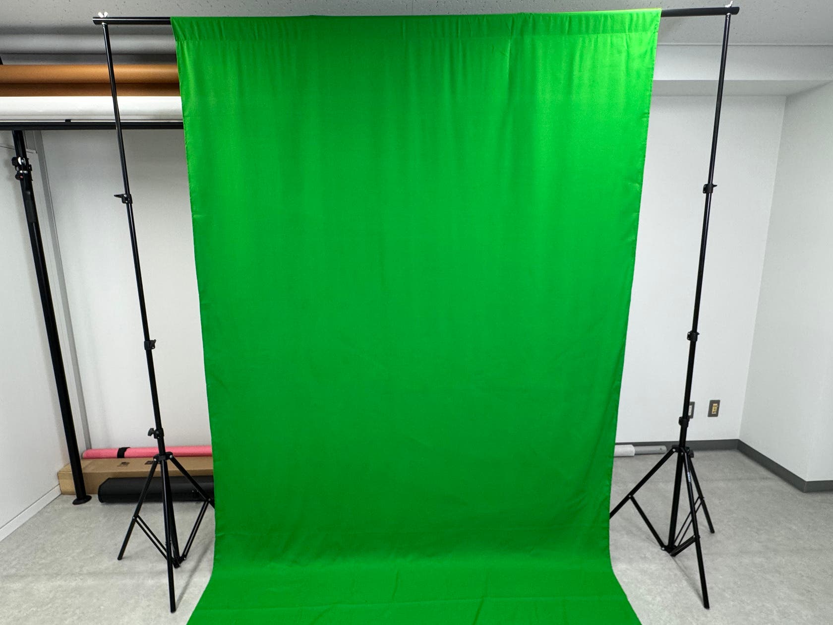 自然光と背景紙で多彩な撮影が可能！スタッフ常駐で安心✨早朝・深夜もOK⭕️プロジェクター完備で推し活にも📽️の写真17