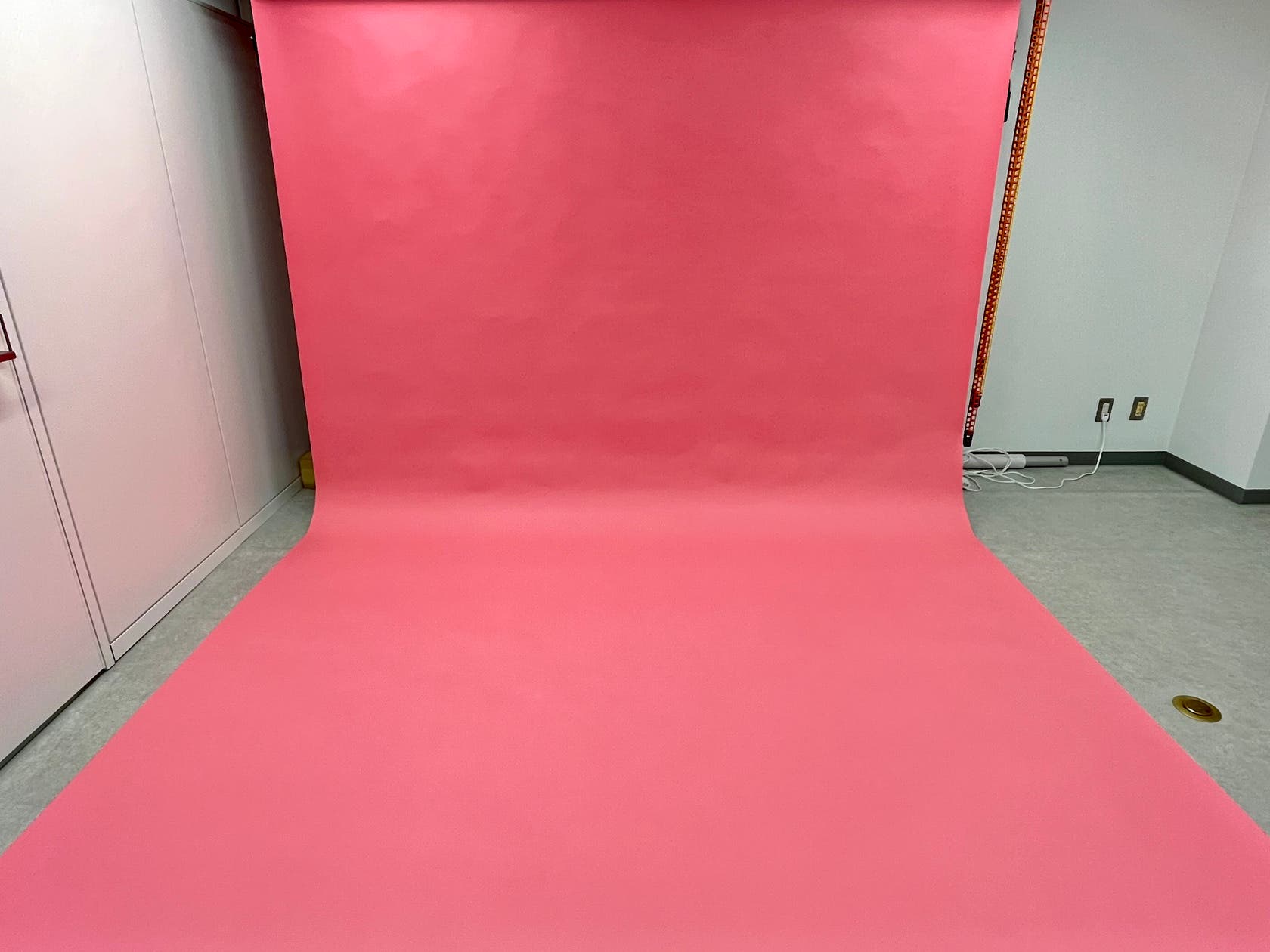 自然光と背景紙で多彩な撮影が可能！スタッフ常駐で安心✨早朝・深夜もOK⭕️プロジェクター完備で推し活にも📽️の写真29